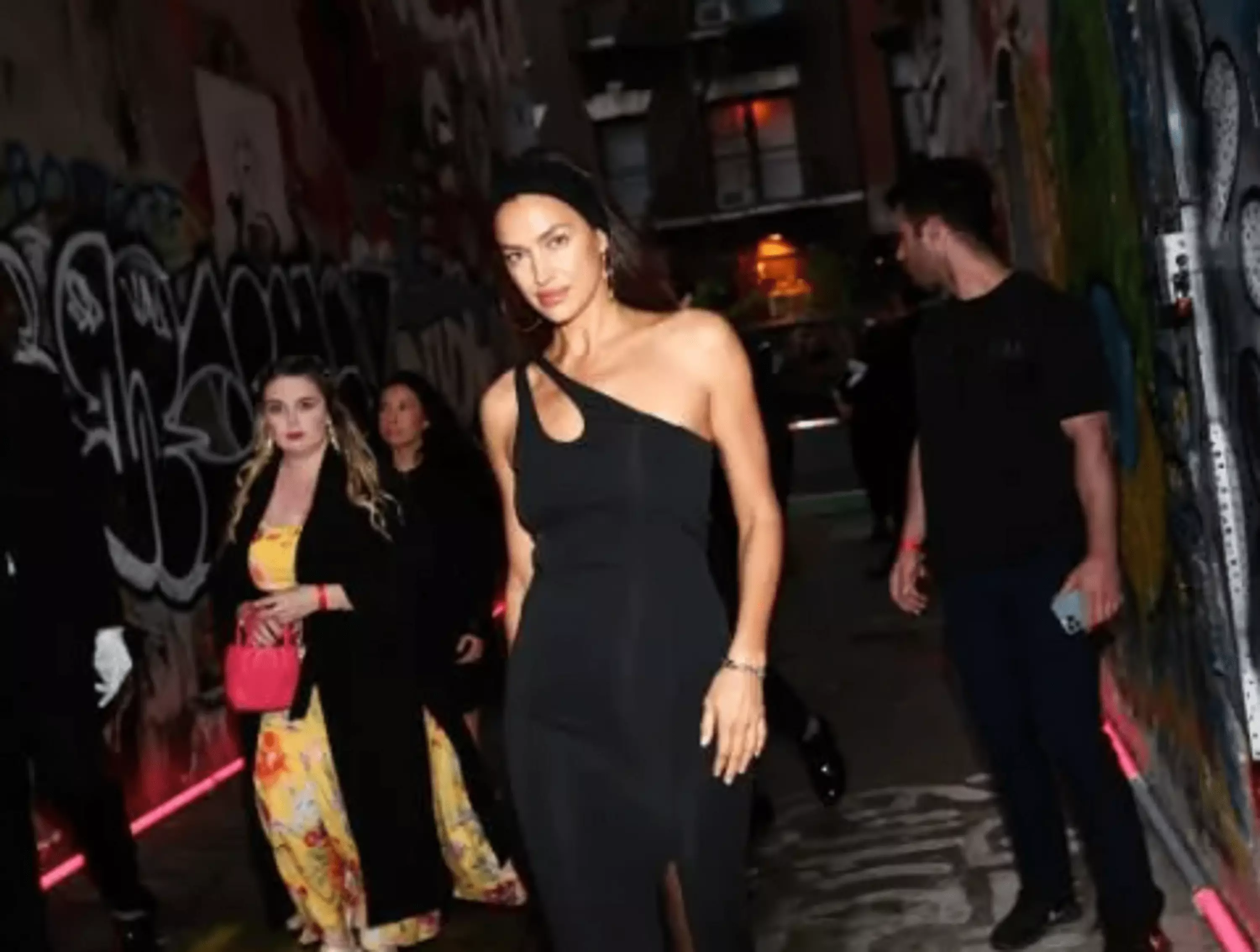 Irina Shayk ha fatto colpo con un vestito dai tagli mozzafiato