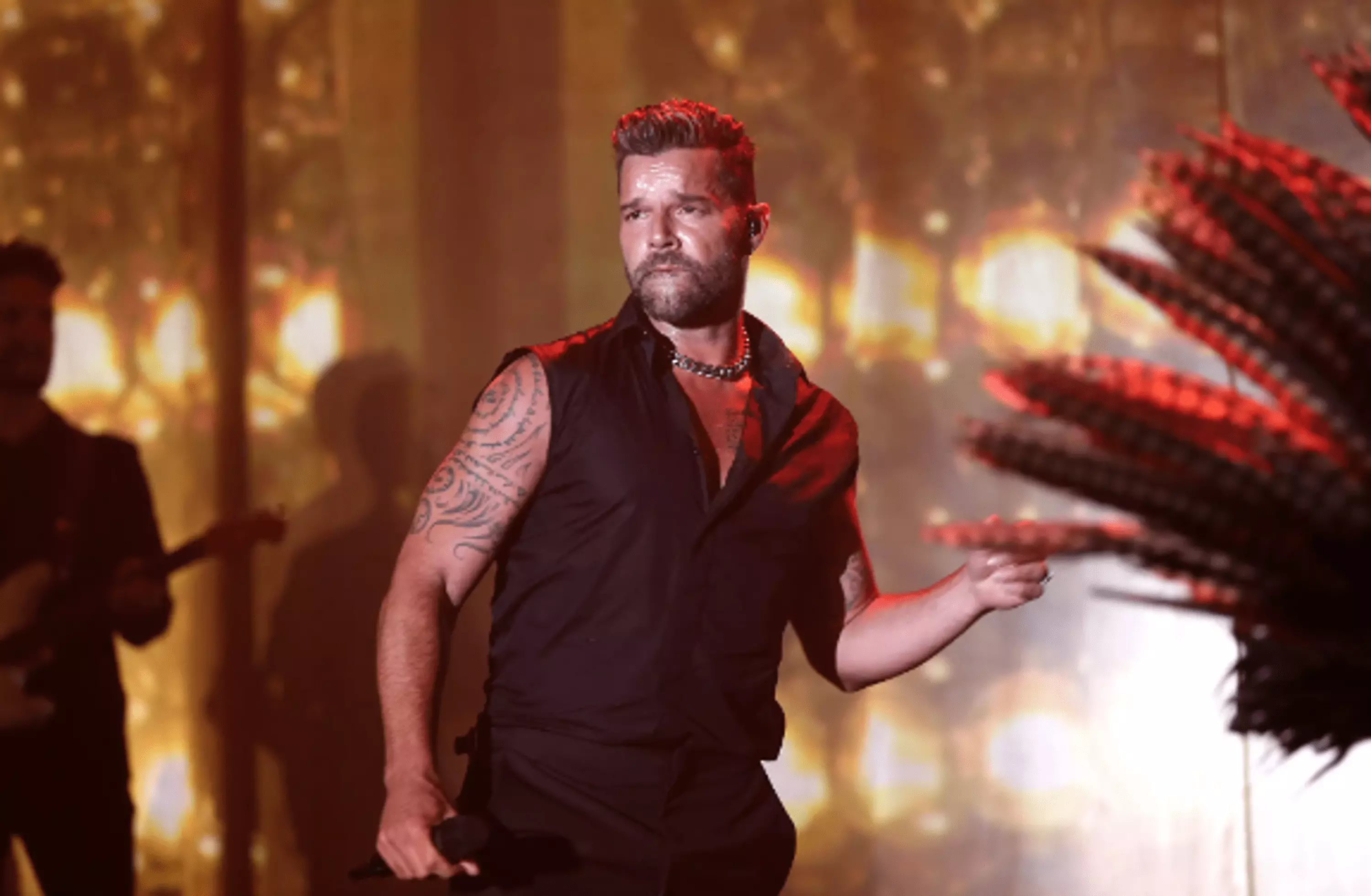 De 50-jarige muzikant Ricky Martin verdedigde zichzelf met succes in de rechtbank tegen een claim van seksuele intimidatie van zijn 21-jarige neef Dennis Yadiel Sanchez