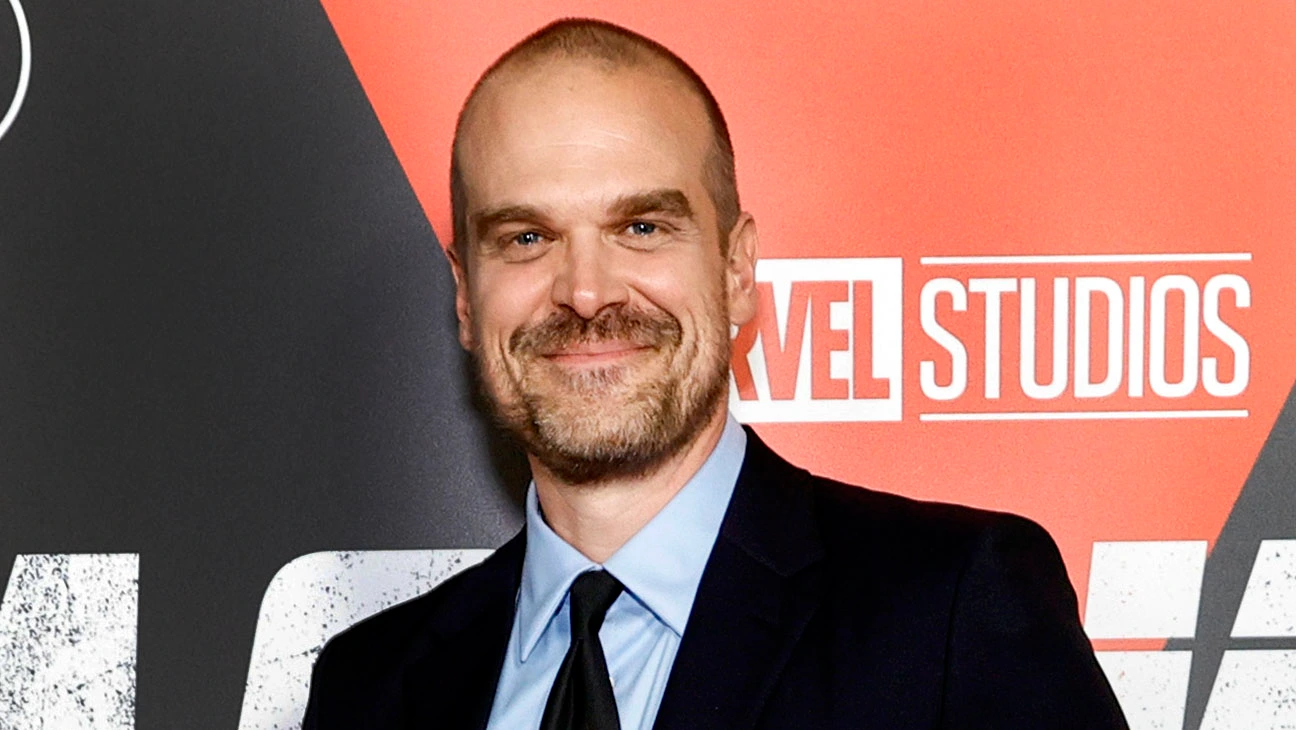 David Harbour Parolas Pri Luktoj Kun Malriĉeco, Mensa Malsano Antaŭ Stranger Things