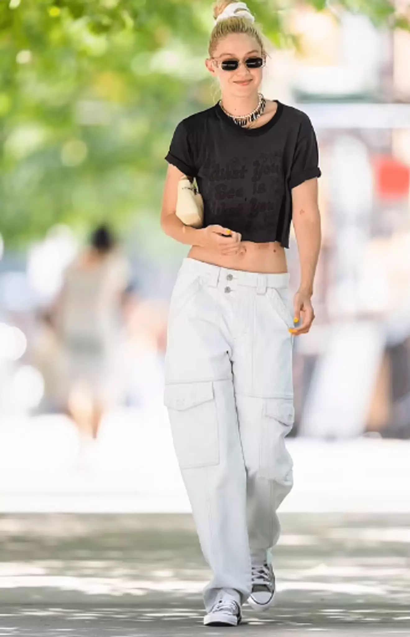 Nan yon pè pantalon blan ki ba ak yon tèt nwa, Gigi Hadid te parèt bèl ak san kè sote.