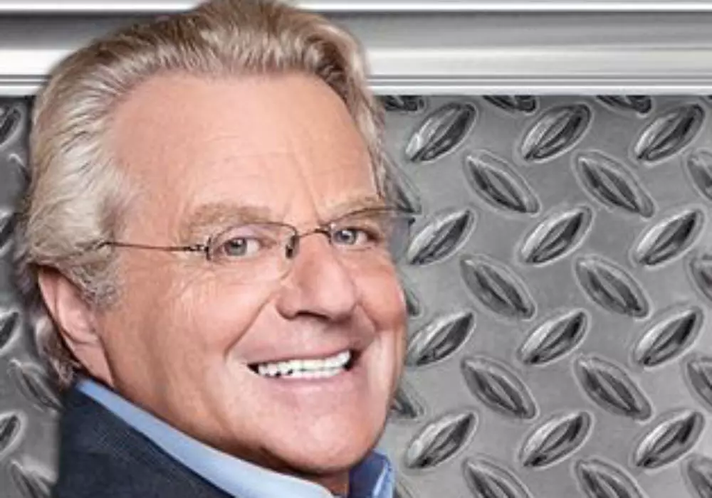 Jerry Springer dia nampiasa seho resaka naharitra ela mba hatoriana miaraka amin'ireo kintan'ny vetaveta sy ireo mpiendaka hoy ireo mpiasa taloha