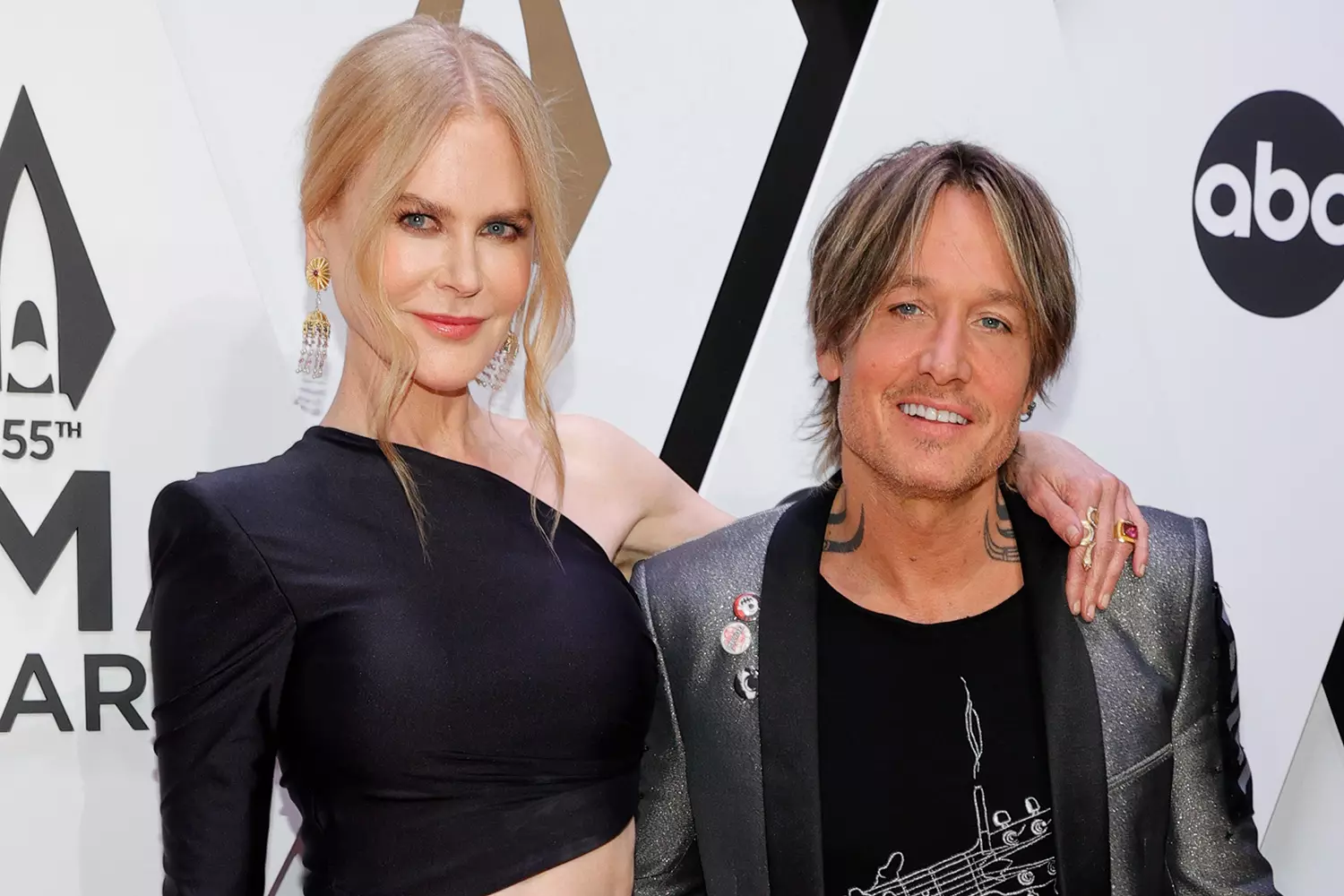 Nicole Kidman viser PDA med hendes husbond Keith Urban Mid-koncert, og fans elsker det