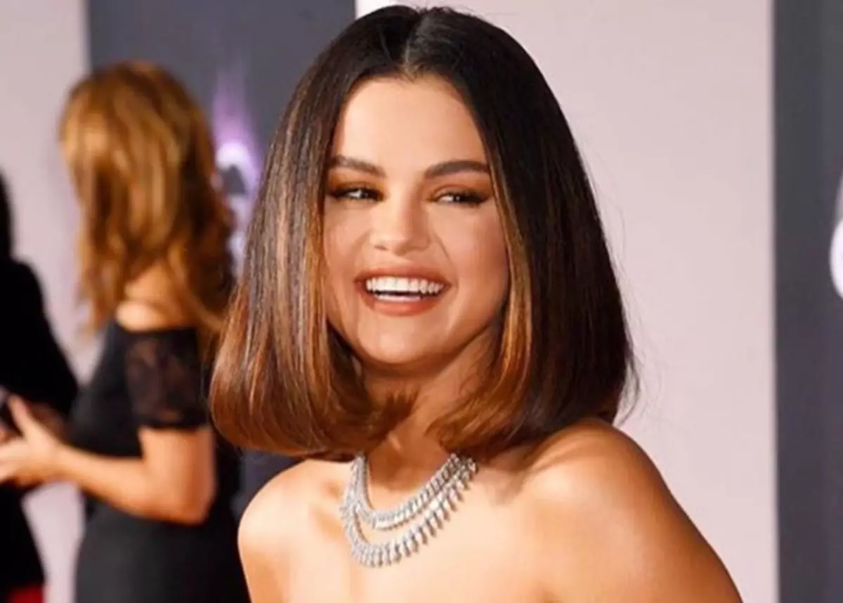 Selena Gomez häpnar i surgrön Versace-miniklänning när hon går på American Music Awards Red Carpet