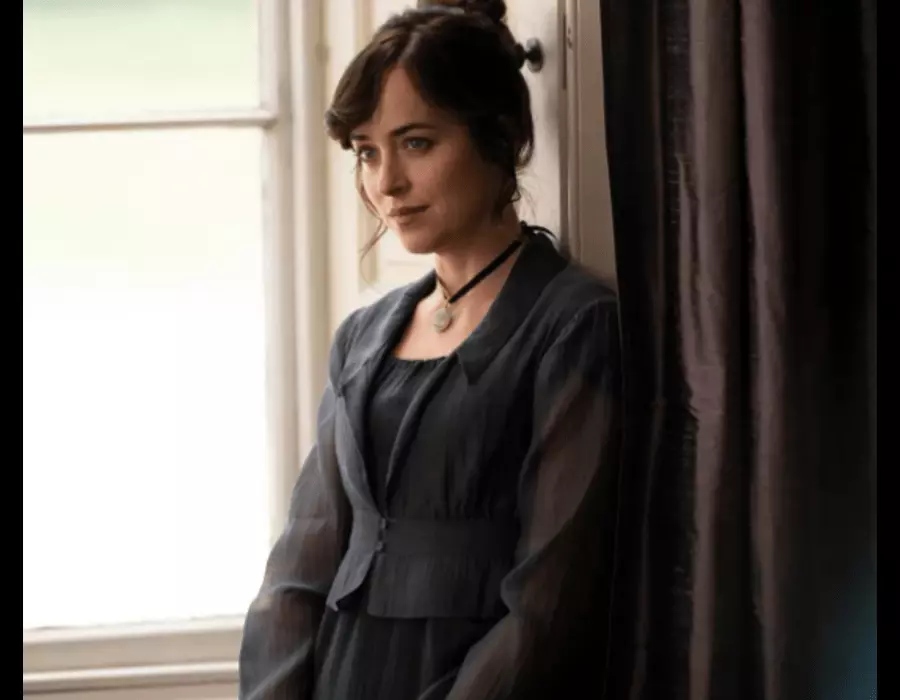 O ata muamua mai le suiga o ata o le tala a Jane Austen o Persuasion ua aliali mai. Fa'apena Dakota Johnson