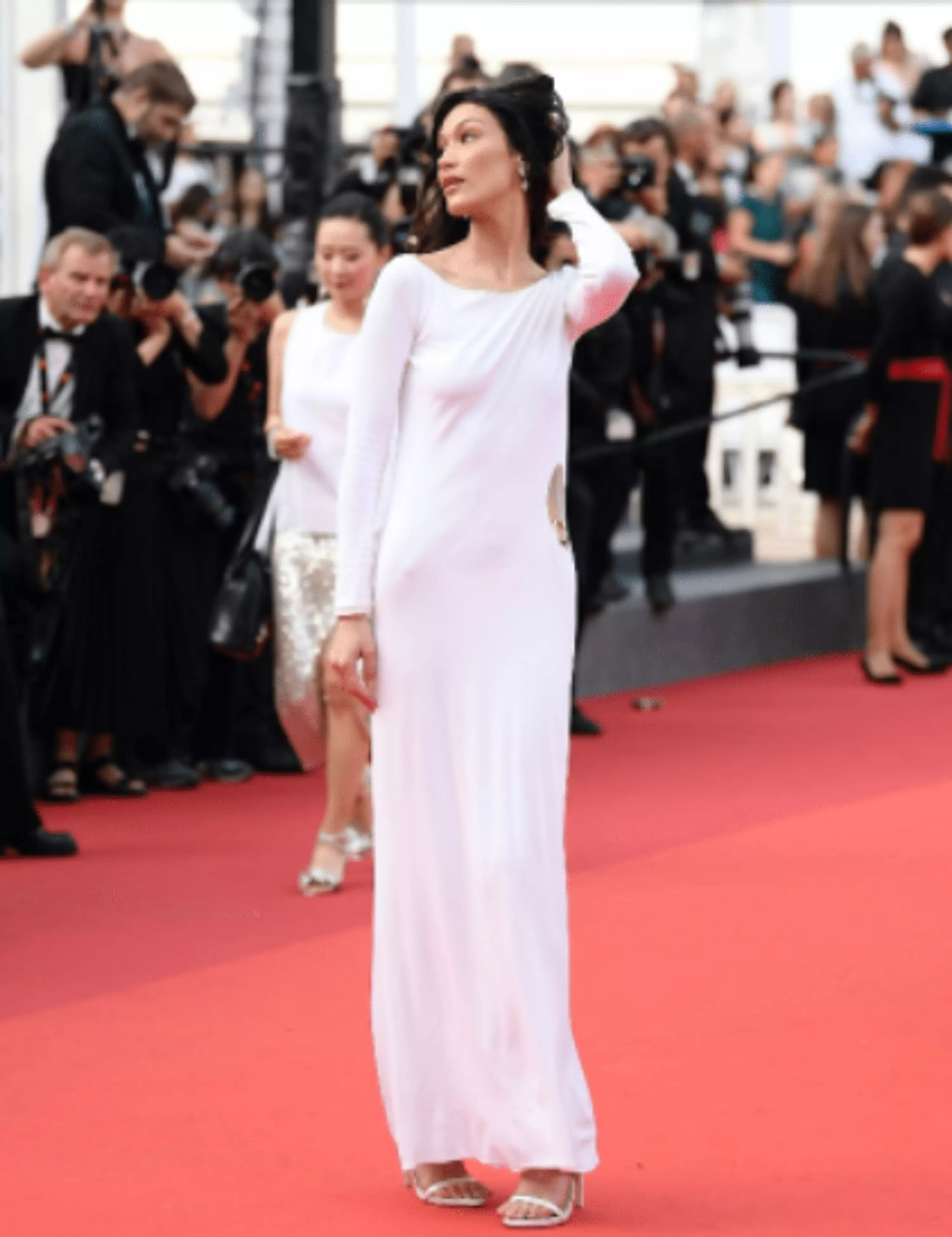 Bella Hadid, nyob rau hauv ib tug vintage Gucci tiab nrog ib tug slit ntawm tus ncej puab, coj mus rau hauv cov ntaub pua plag liab ntawm Cannes