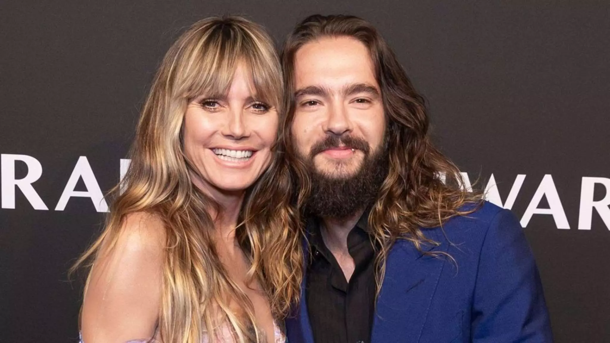 Heidi Klum Bi Tom Kaulitz re, bi topek piçûk û miniskirt ve diçe 'Şevek Hevdîtinê'