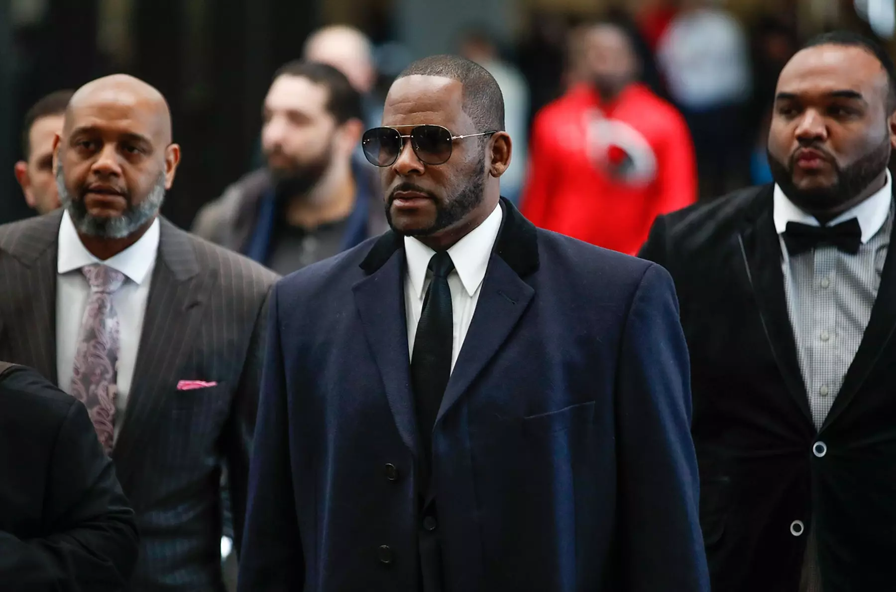 Zanmi pi popilè R. Kelly yo te bay gwo kantite lajan pou nouvo defans legal li a -- Avoka li ye kounye a ap reziste