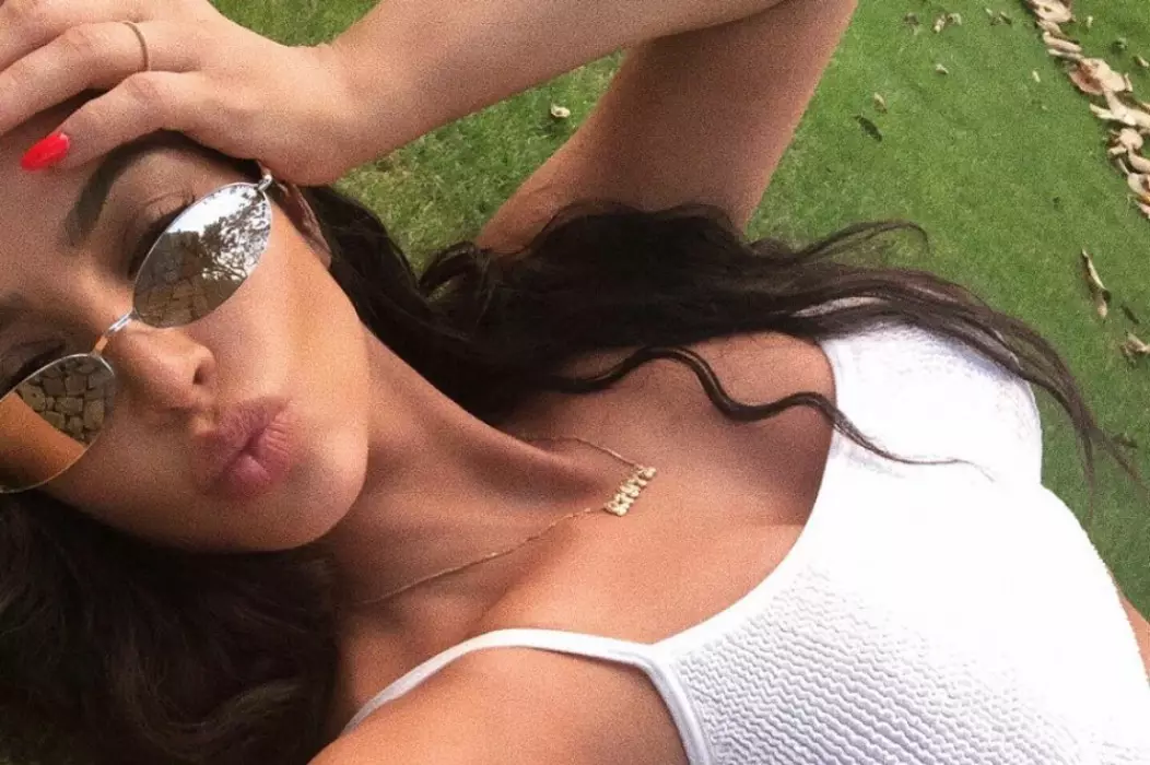 Kim Kardashian löst Kontroversen aus, weil sie ihre KKW Beauty Body Foundation auf ihren Sonnenbrand aufgetragen hat