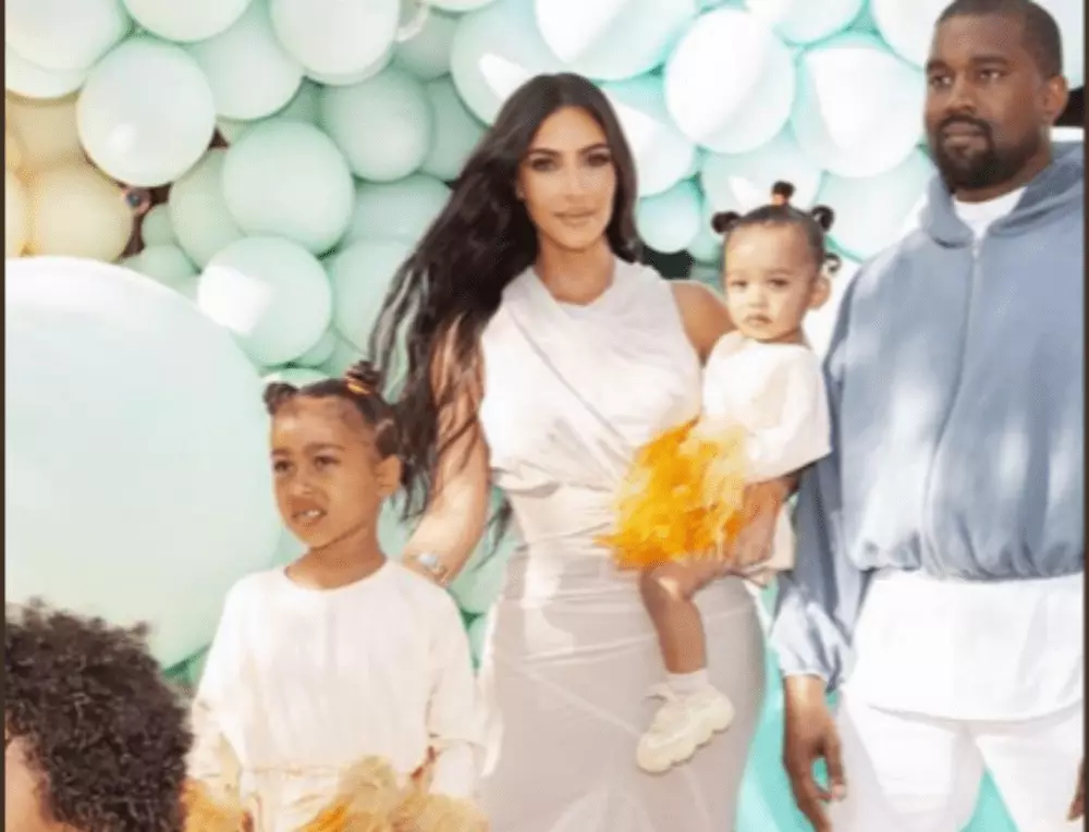 Kim Kardashian West Di Cejna Rojbûna Baby True de Wêneyên Bakur û Chicagoyê parve dike