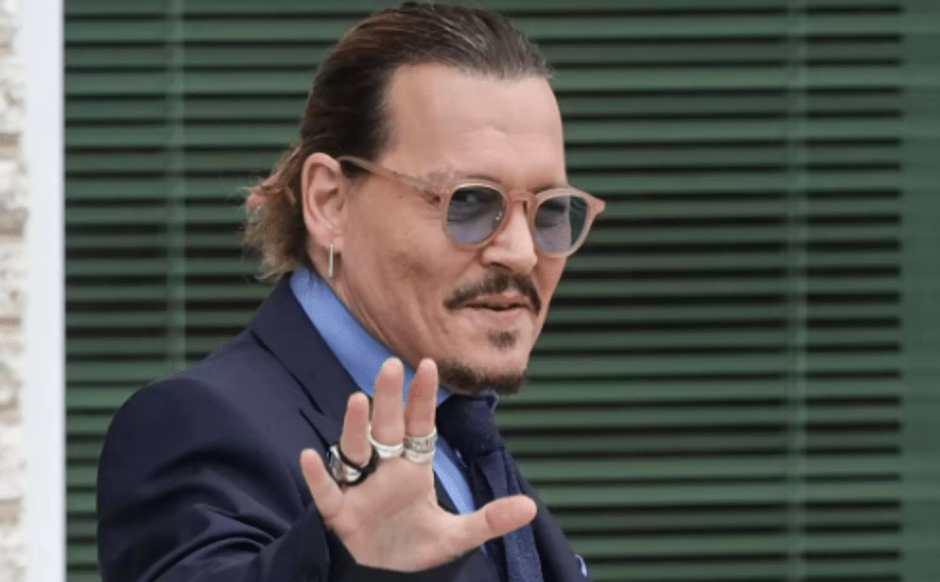 Tugann Johnny Depp rabhadh dá arm de lucht leanúna: 'Tá cuntais bhréige ag déanamh aithrise orm'