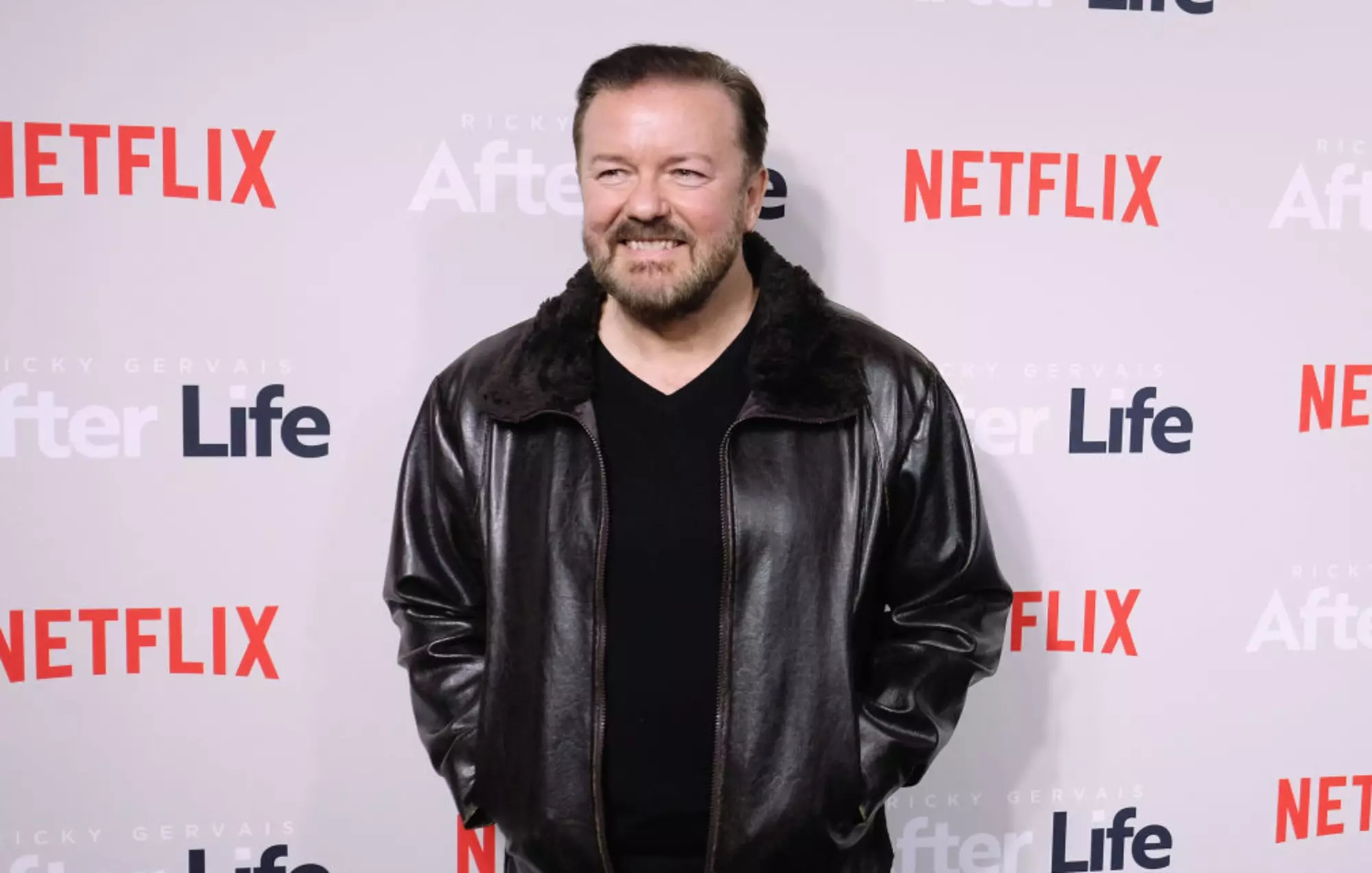 Ricky Gervais Defendas Sian Netflix Show Kontraŭ Komentoj de LGBT Rights Group