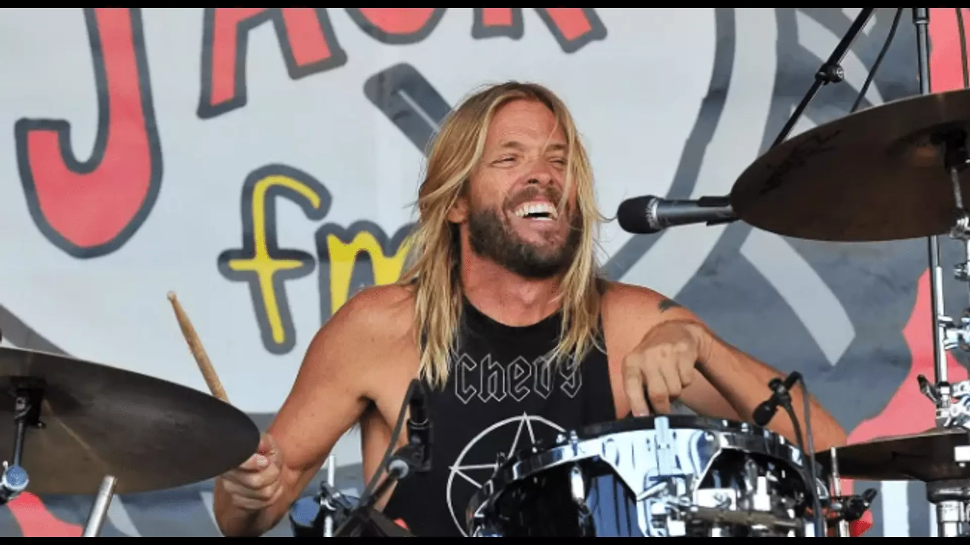 The Foo Fighters kanë anuluar turneun e tyre aktual botëror pas vdekjes së Taylor Hawkins