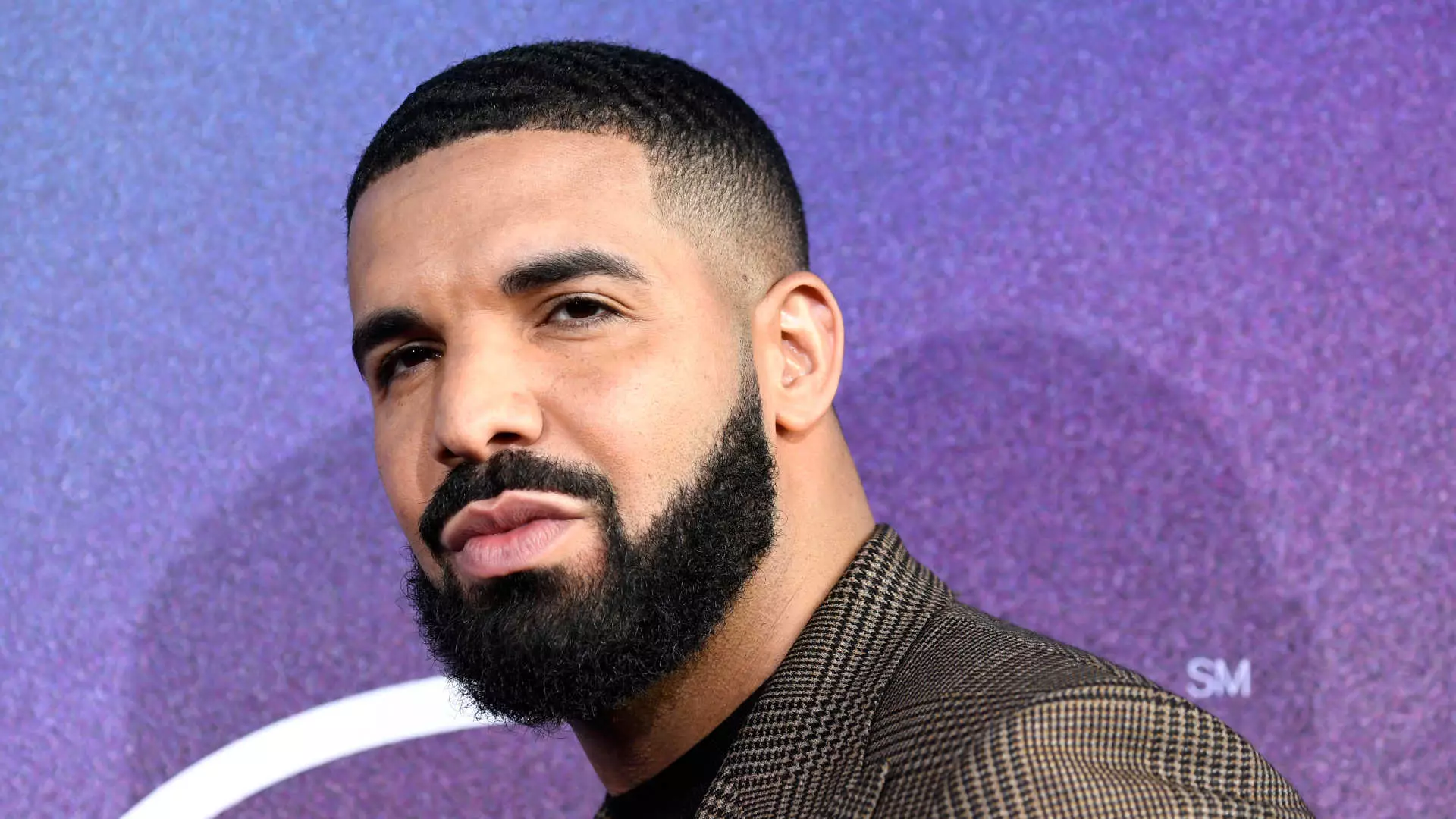 Drake Ekvidita Kun Suede Brooks En Saint-Tropez