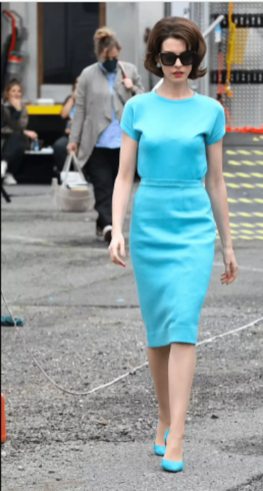 Die unvergleichliche Anne Hathaway wechselte am Set eines neuen Films drei Outfits an einem Tag