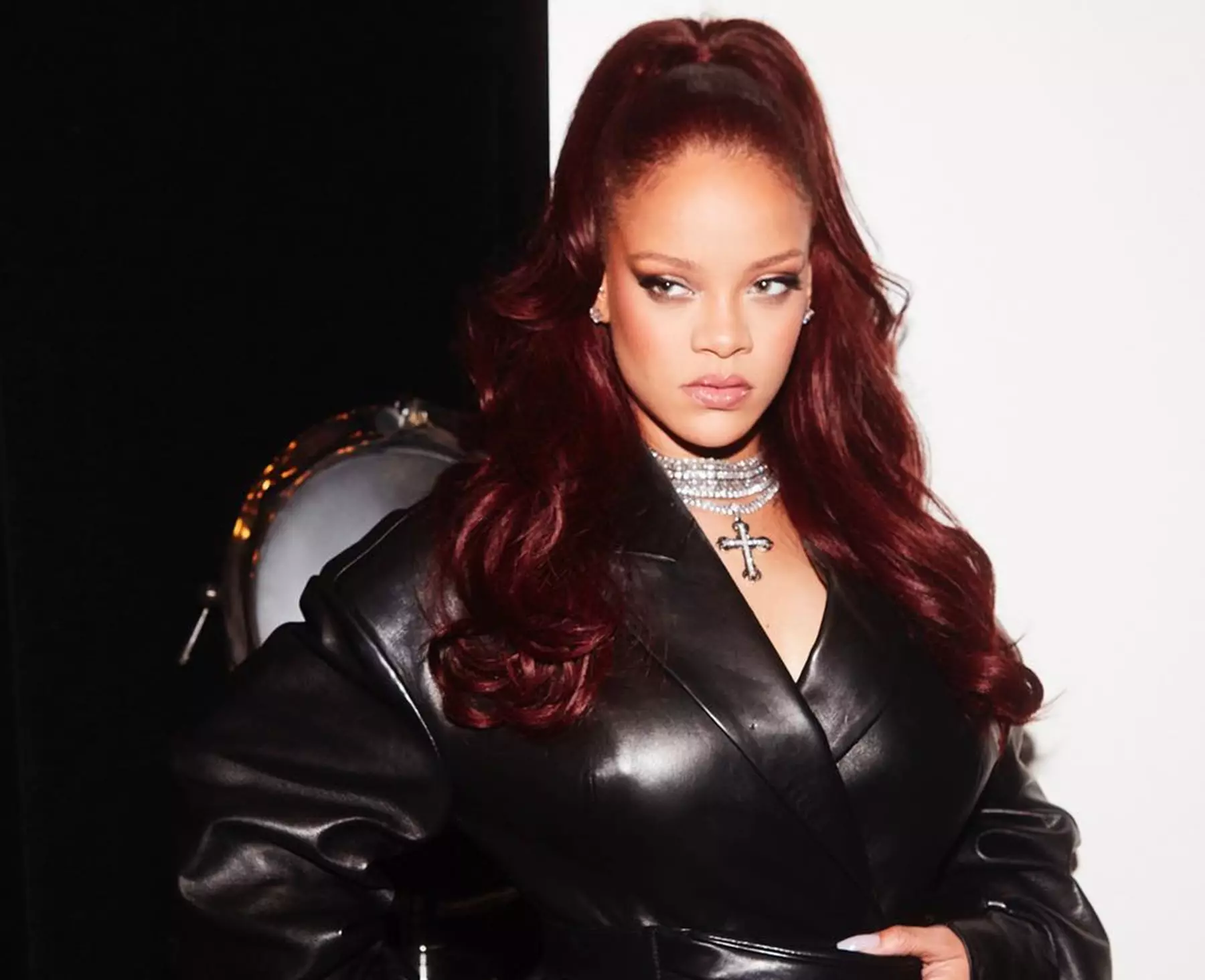 Rihanna omračuje v černé kůži na BET Awards — Vlasový stylista a vizážista mluví o Rihannině vzhledu