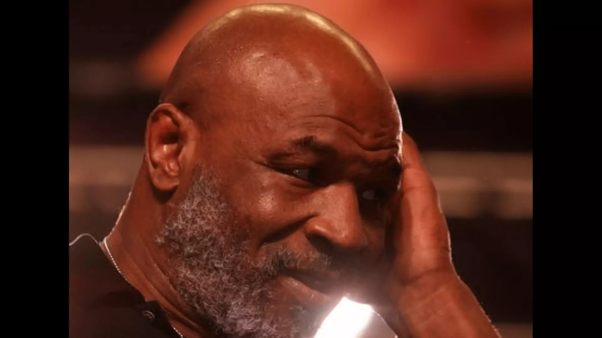 Briseann Mike Tyson ciúineas agus é ag troid le paisinéir 'ionsaitheach'