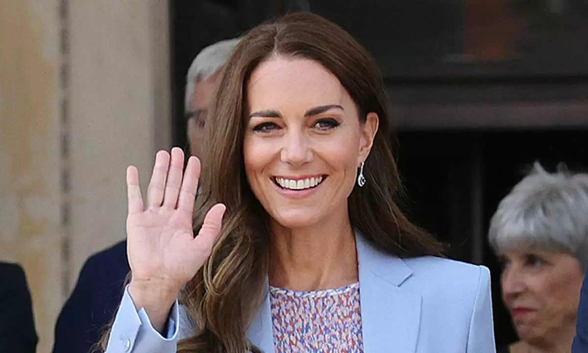 Kate Middleton se ve con equipo militar completo mientras visita las Fuerzas Armadas Reales