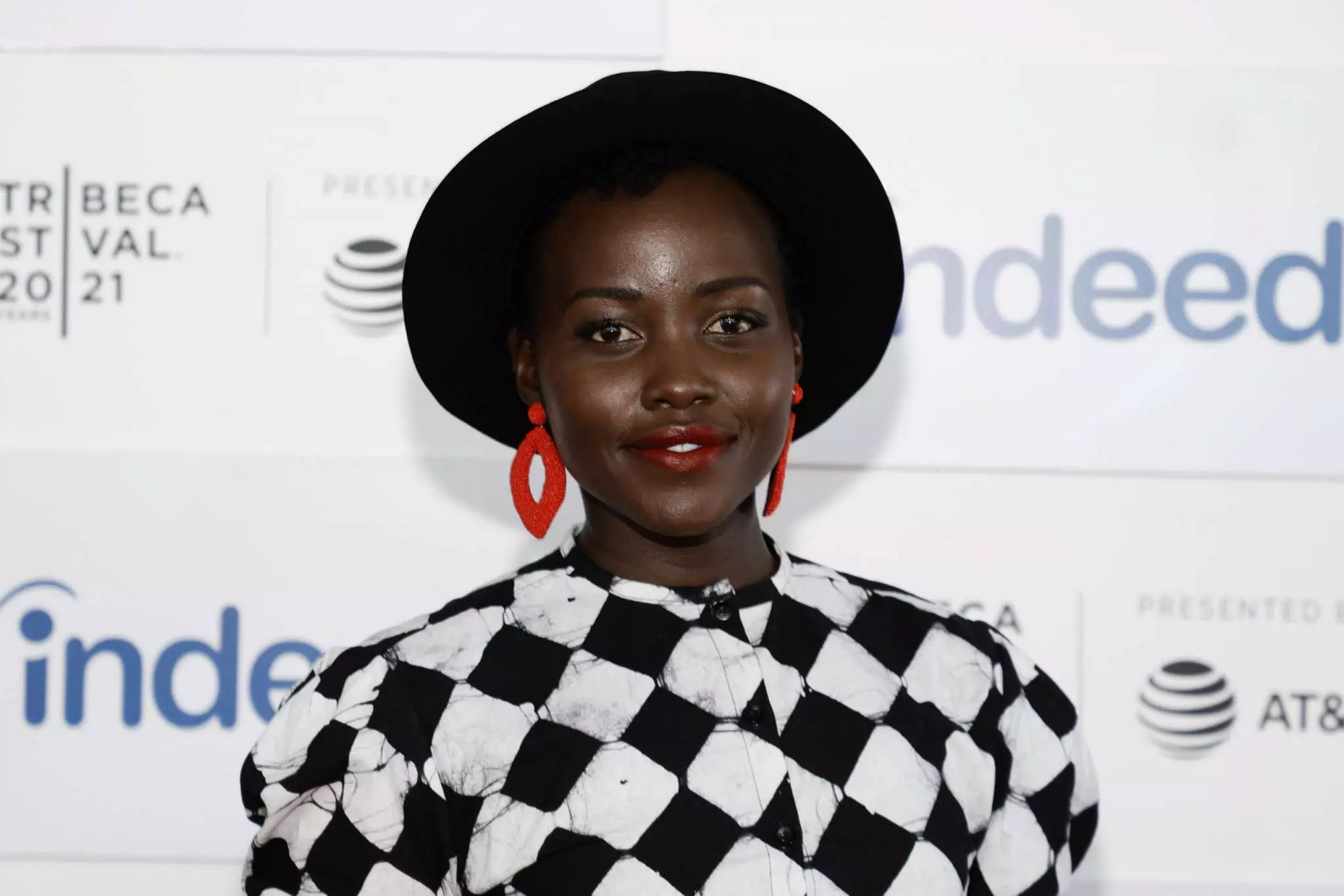 Lupita Nyong'o' Instagram හි හුරුබුහුටි වීඩියෝවේ නර්තනය; ඇදහිය නොහැකි වෙරළ සිරුර පෙන්වයි