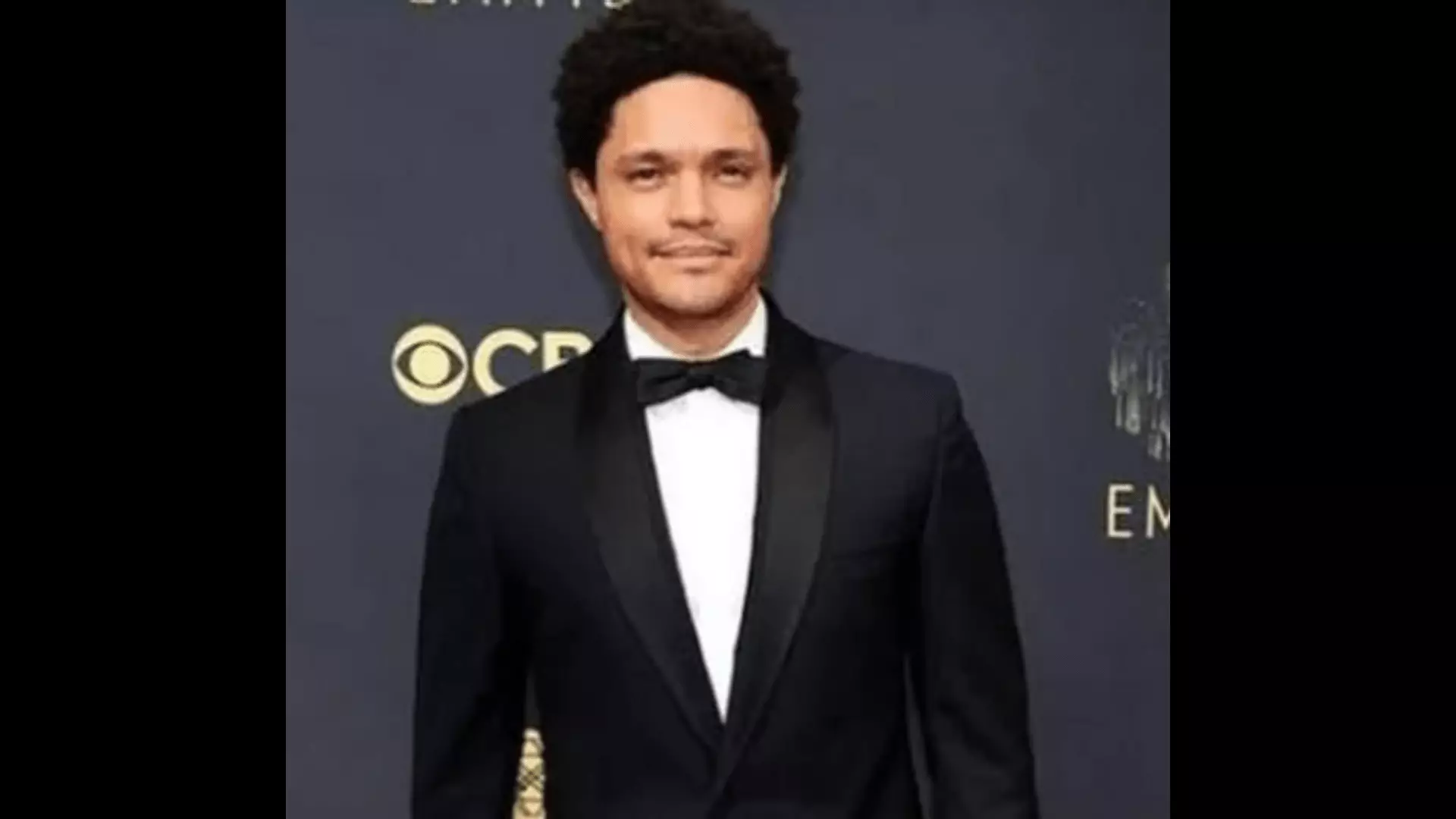 Ο παρουσιαστής Trevor Noah πούλησε την έπαυλή του στο Bel Air για λιγότερο από το αναμενόμενο