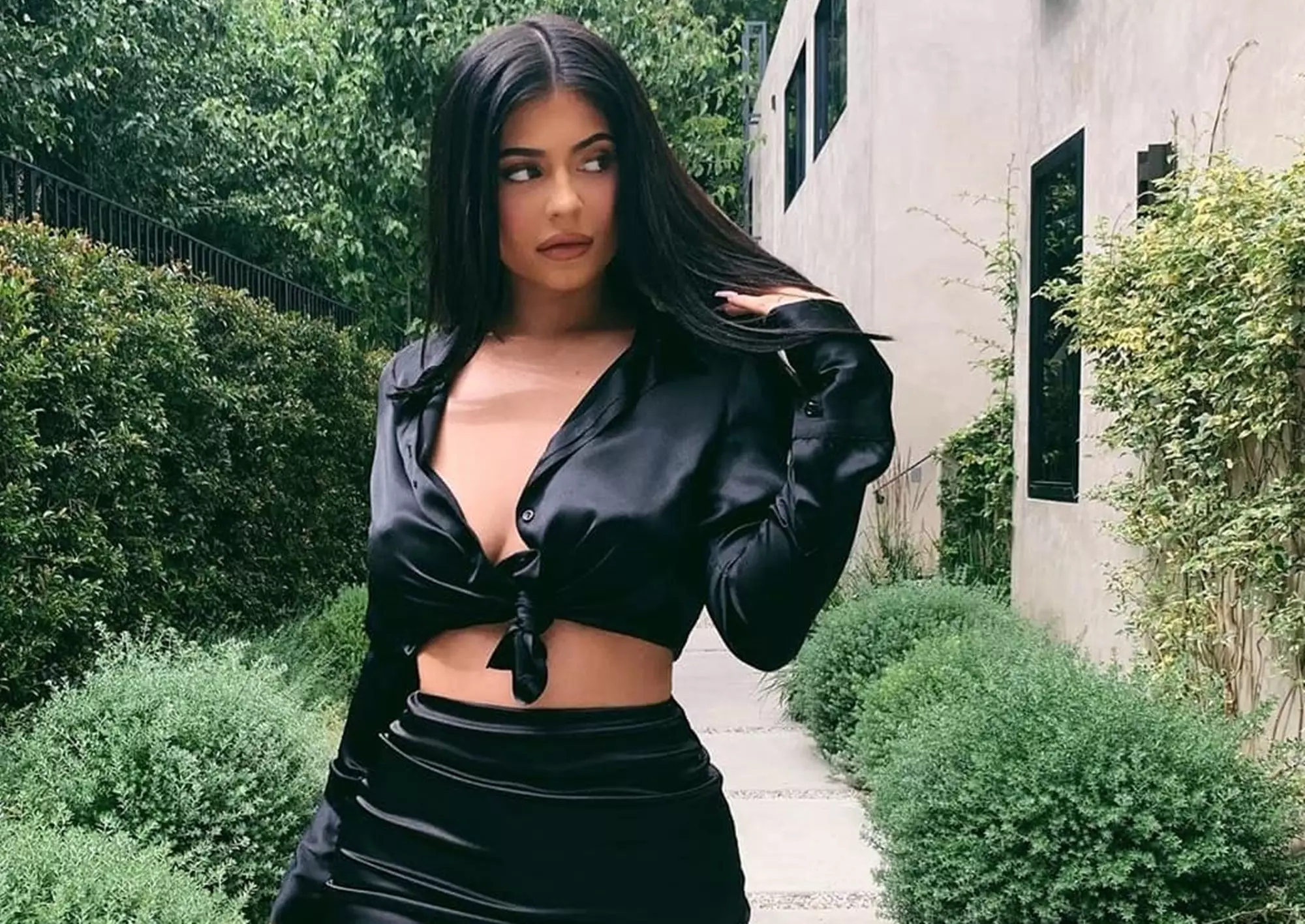 Kylie Jenner deixa poc a la imaginació en una selfie de mirall vaporosa mentre apareix un nou feu amb Jordyn Woods sobre Ray J