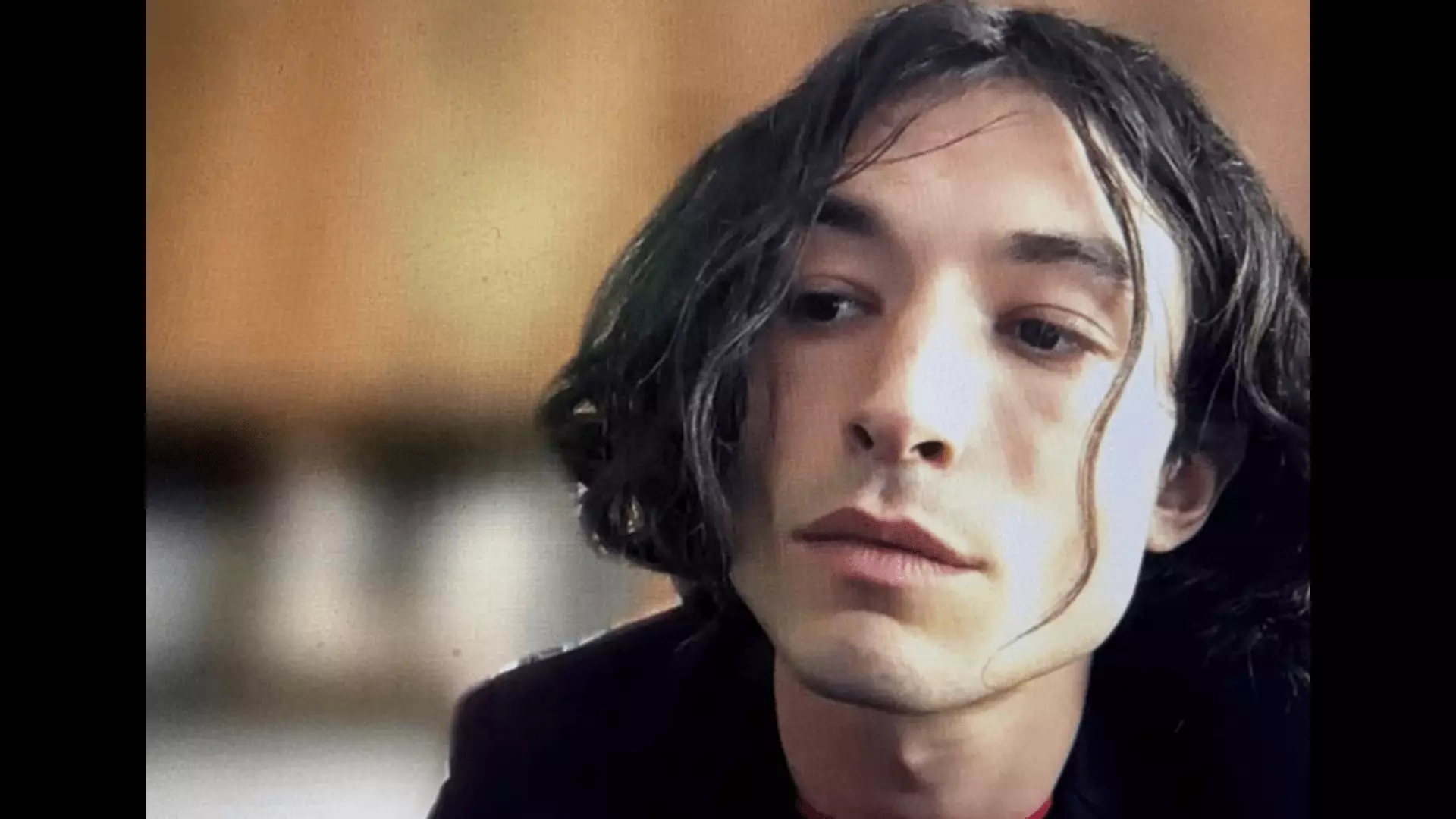 E jidere Ezra Miller maka ịtụpụrụ otu nwanyị oche