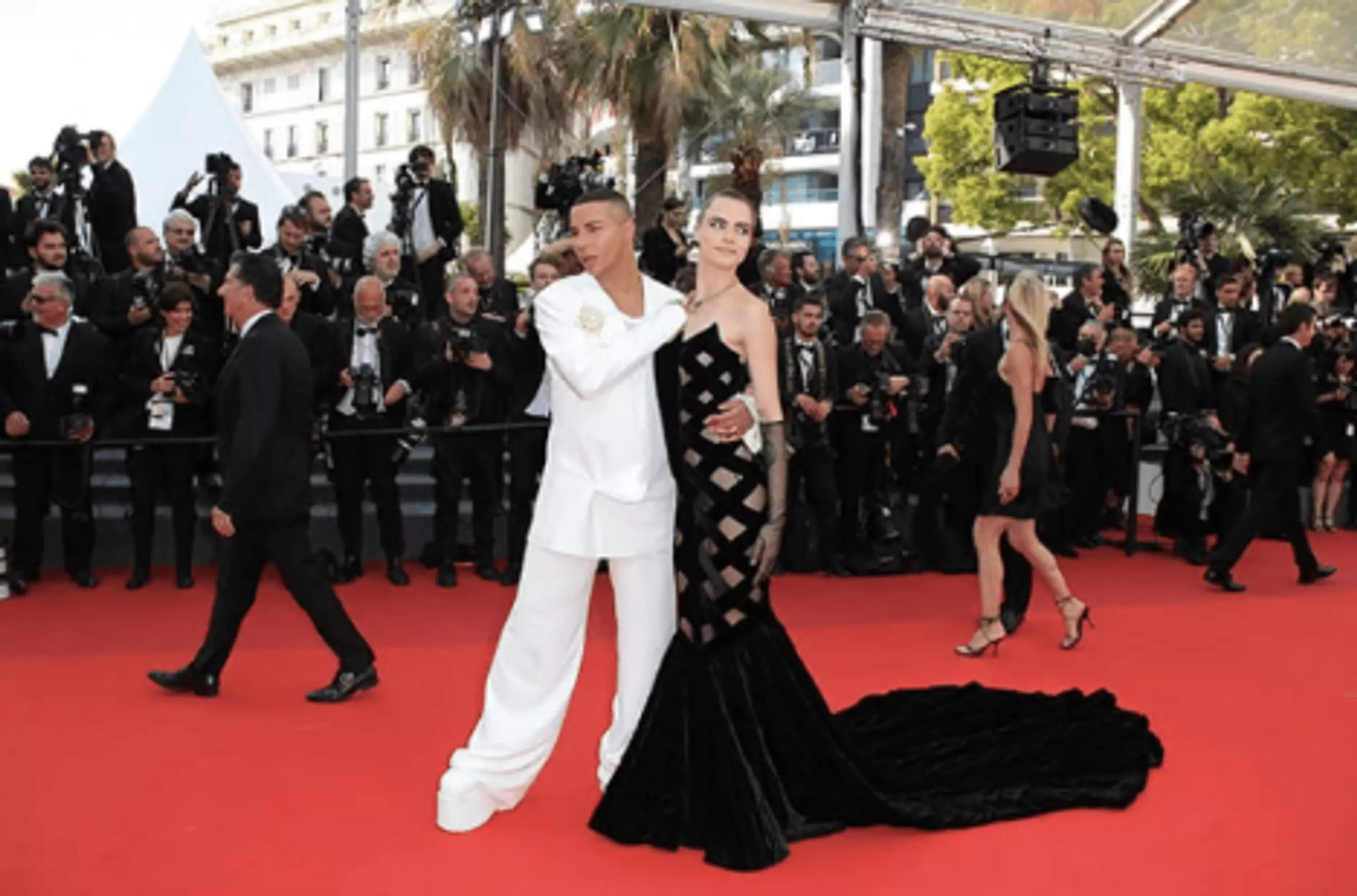 Cara Delevingne esines Cannes'i filmifestivalil suurejoonelises Balmaini sametkleidis