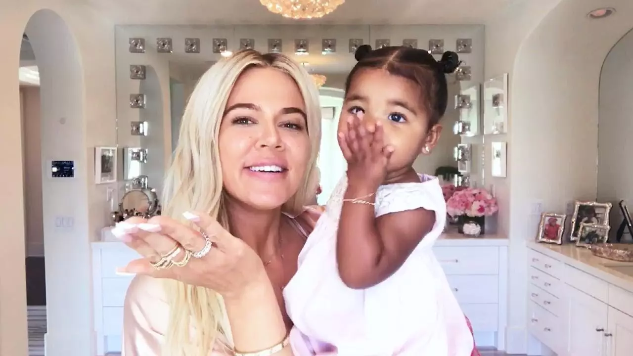 KUWK: Ọmọbinrin Khloe Kardashian dabi Giga giga ti tẹlẹ ninu Awọn aworan Adorable Tuntun!