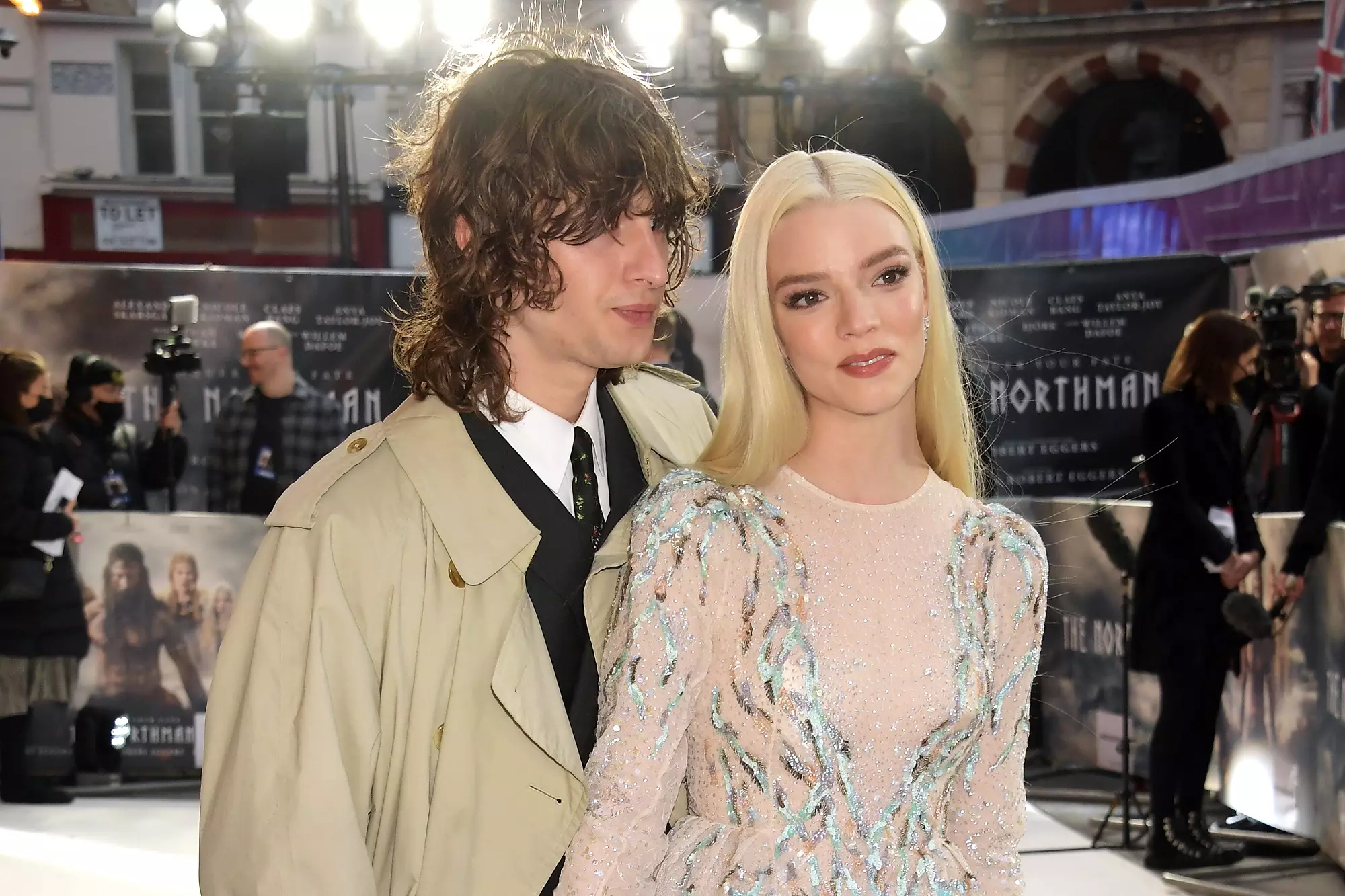 Anya Taylor-Joy Dilaporkan Mengikat Simpul Dengan Malcolm McRae Dalam Perkahwinan Mahkamah