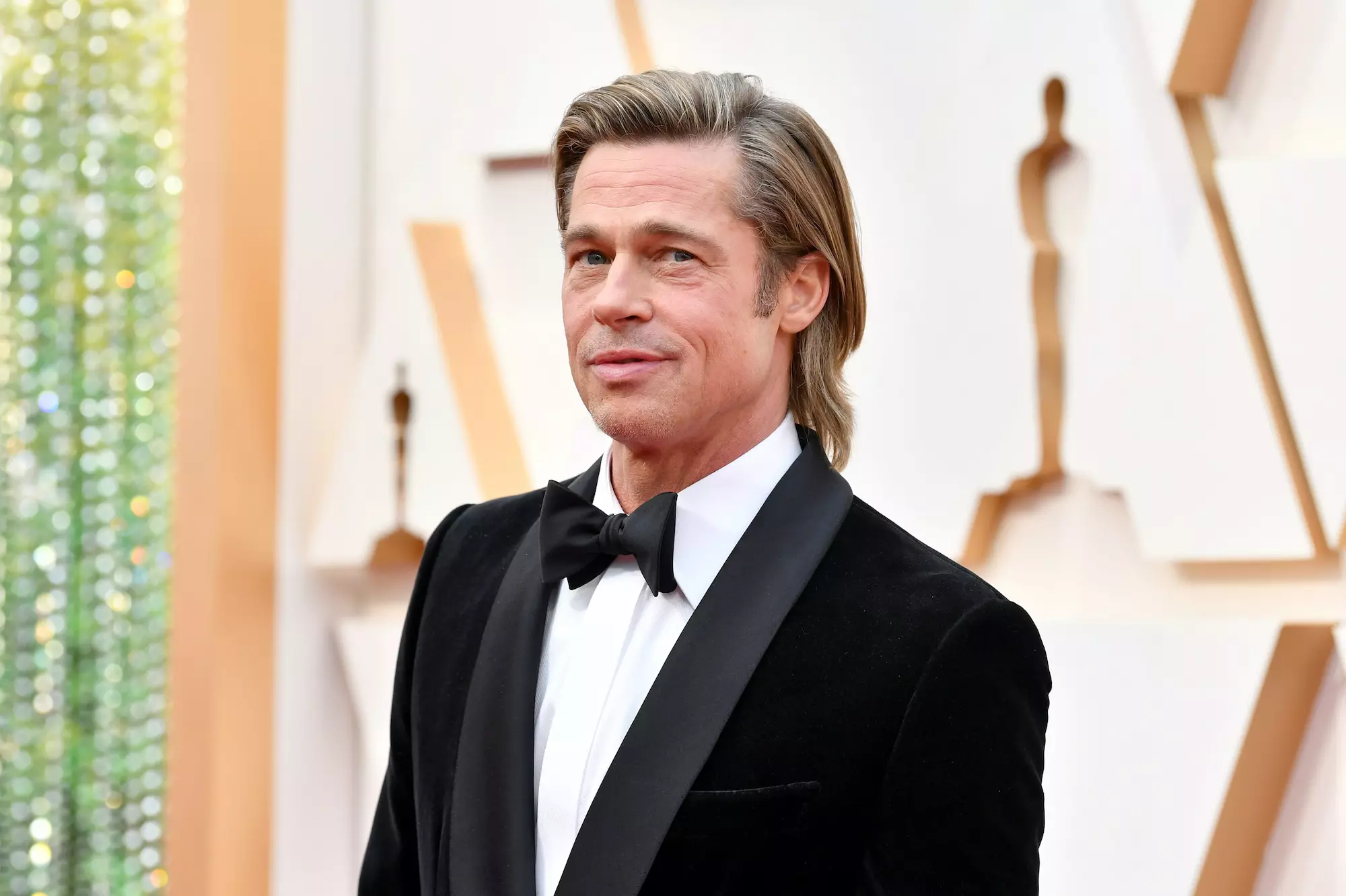 Brad Pitt, zvijezda filma 'Vlak metak', viđen u Parizu kako postaje šarolik i obožavatelji ga obožavaju