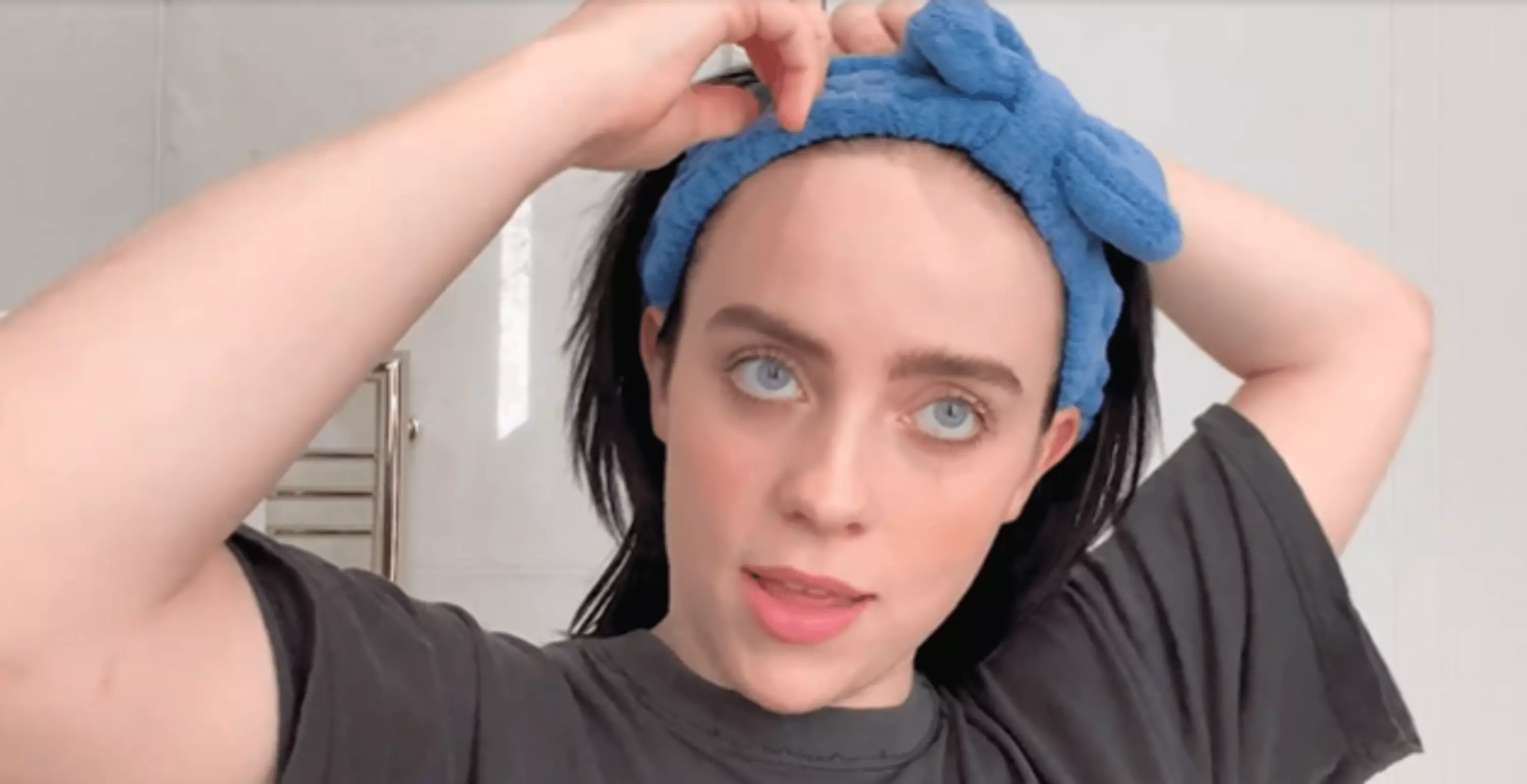 Abun da aka fi so na Mawaƙa Billie Eilish Shine Maƙasudin Aquaphor $ 5, wanda ake samu a asibitocin Amurka.