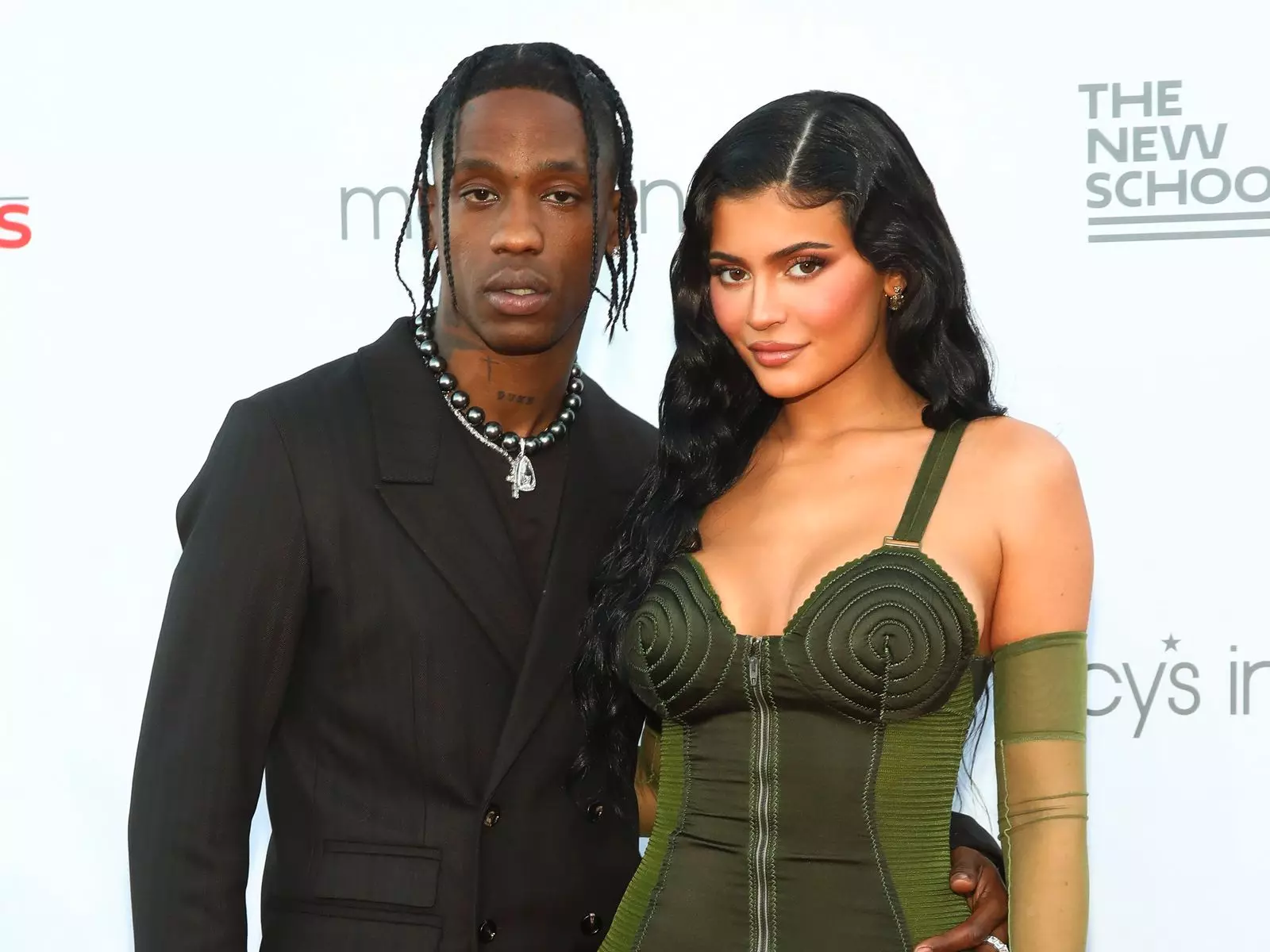 Kylie Jenner o Fana ka Keletso ea Bo-'mè ba Bacha Videong Ena e Ncha