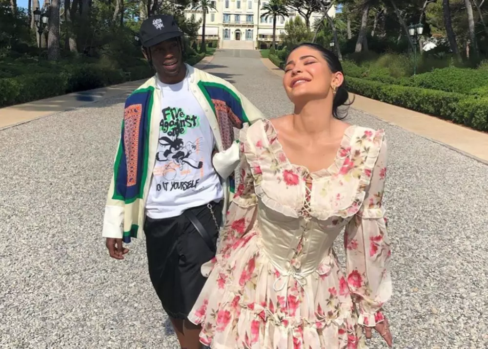 Kylie Jenner na Stormi Walikuwa kwenye Ziara na Travis Scott - Atatokea kwenye Netflix Doc Angalia Mama Naweza Kuruka