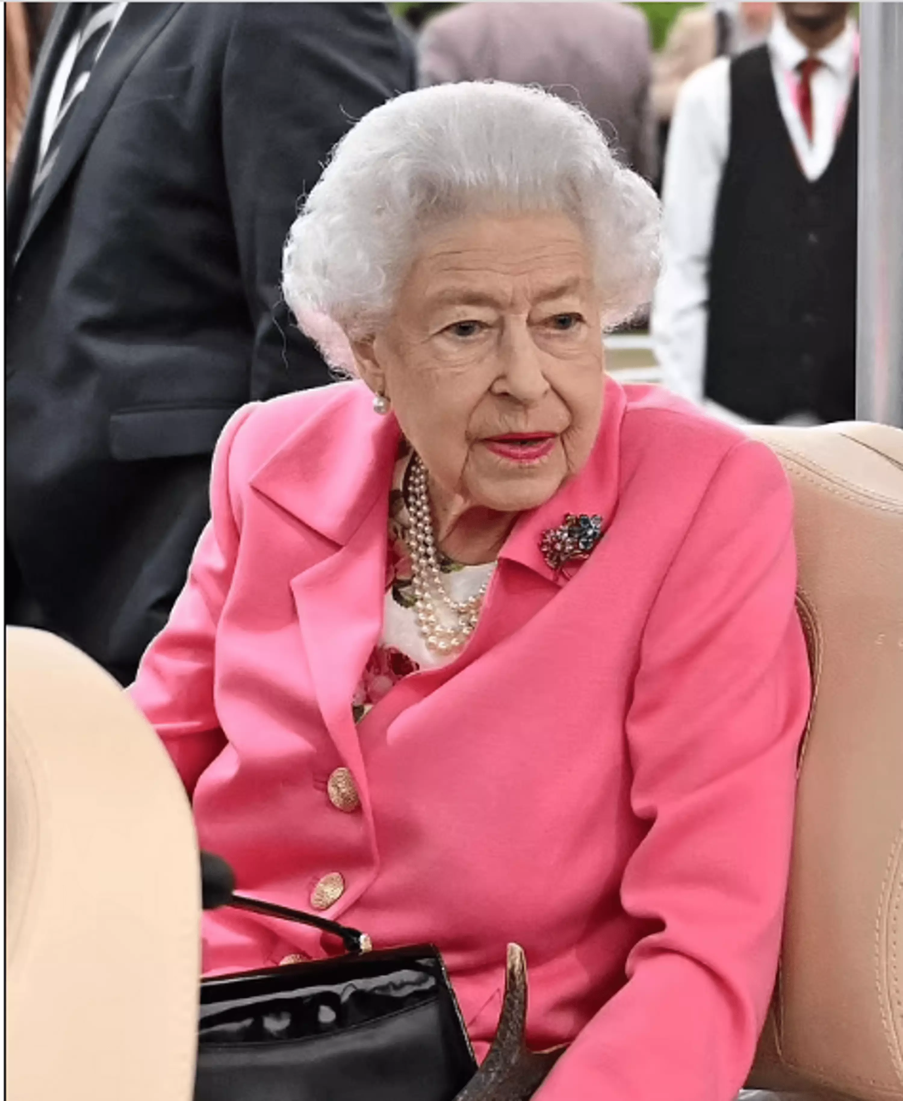 Mambokadzi Elizabeth II akatevedzera brooch yaakapihwa nevabereki vake yekuzvarwa kwake kwegumi nemapfumbamwe