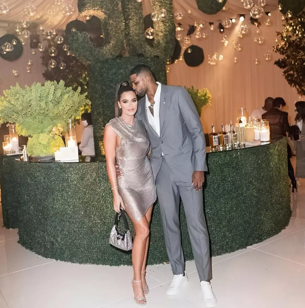 Si Tristan Thompson ay Nagpo-pose Kasama ang Kanyang Matalik na Kaibigan Pagkatapos Magpakita ng Kanyang Mga Paboritong Date Night