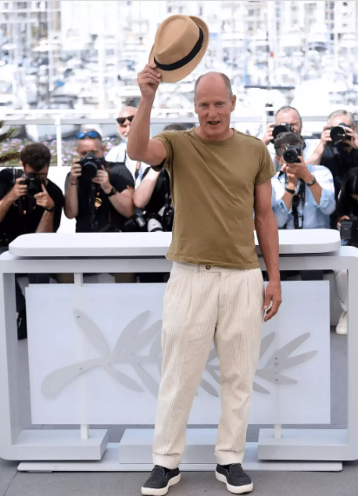 Film Woodyja Harrelsona v Cannesu pože osemminutni stoječi aplavz