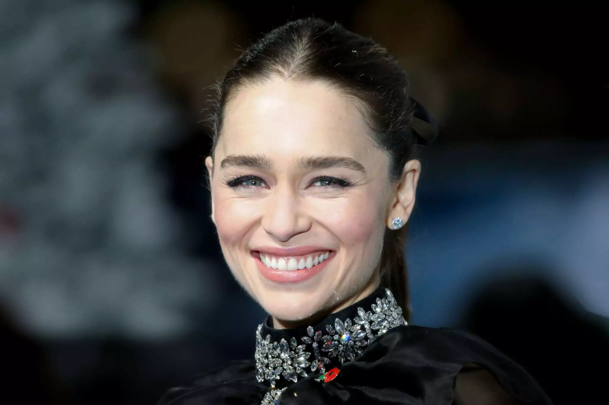 Emilia Clarke, Kintan'ny Game Of Thrones, Nijaly Aneurysm Roa; Toy ny tsy ampy ny ampahany amin'ny ati-dohany