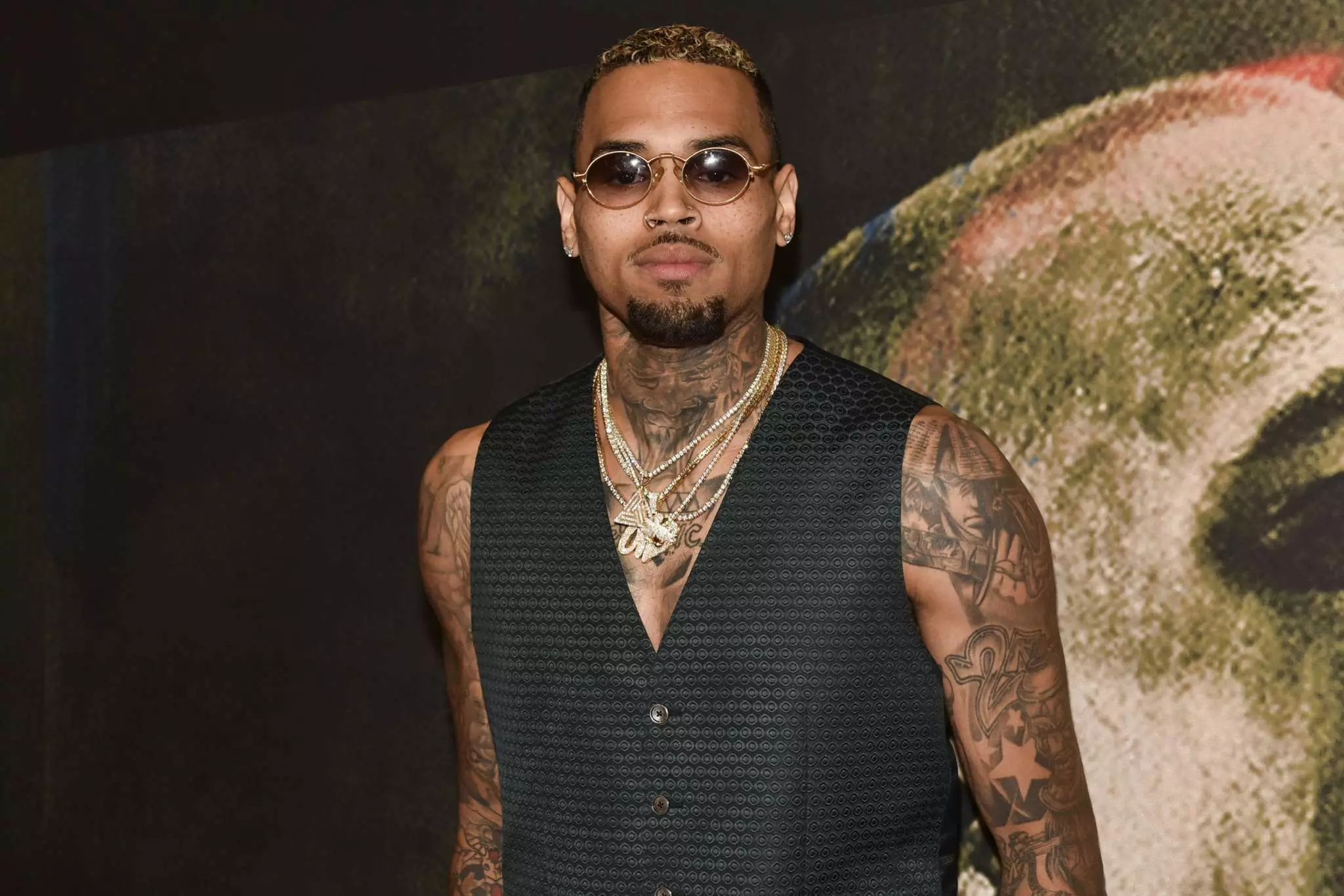 Chris Brown dia voampanga ho namitaka vehivavy mpandraharaha iray tao Houston tamin'ny $ 1,1 tapitrisa taorian'ny nanafoanana ny fampisehoana