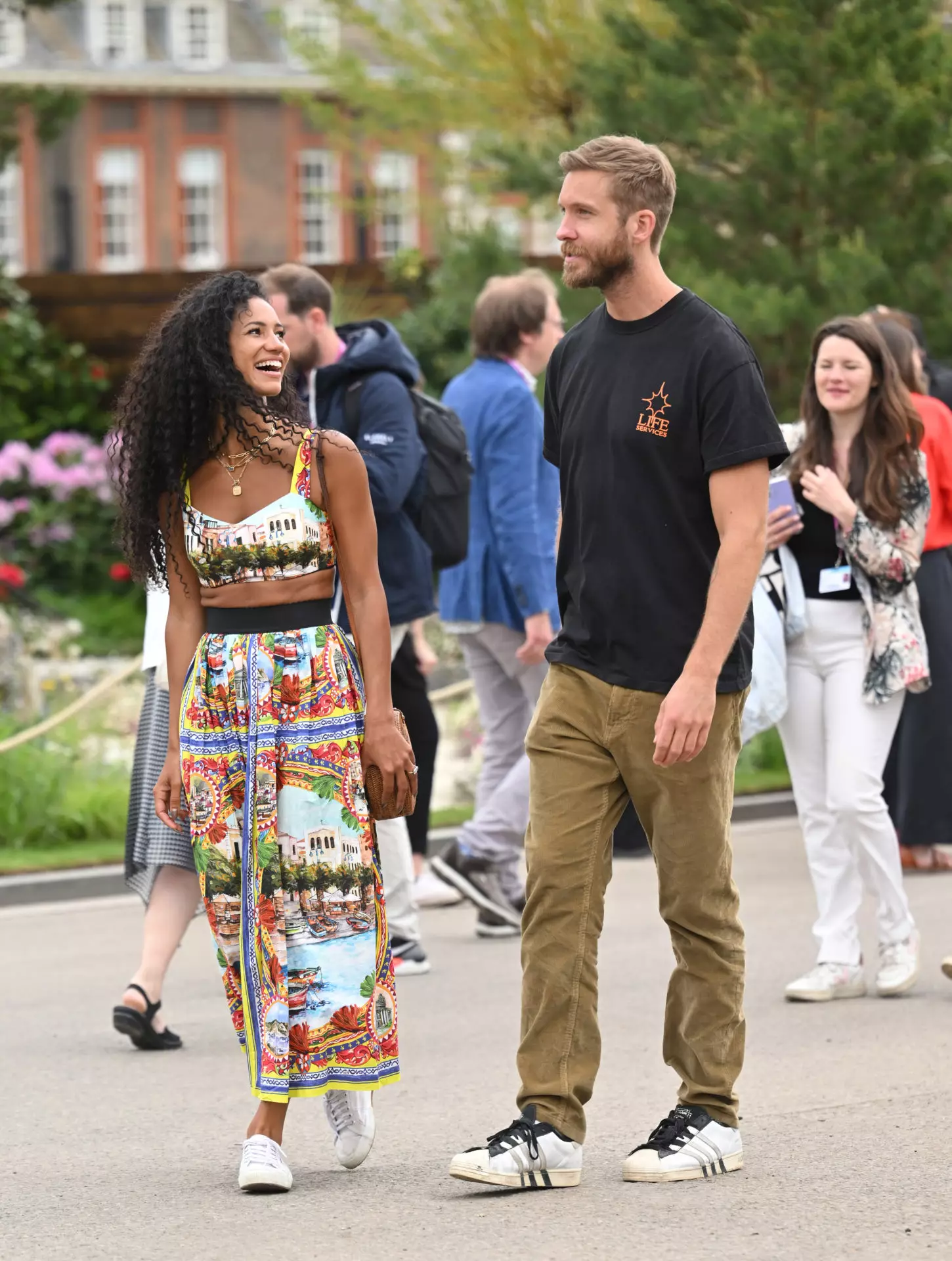 Calvin Harris ไม่อยู่ในตลาดอีกต่อไป แนะนำคู่หมั้น Vick Hope