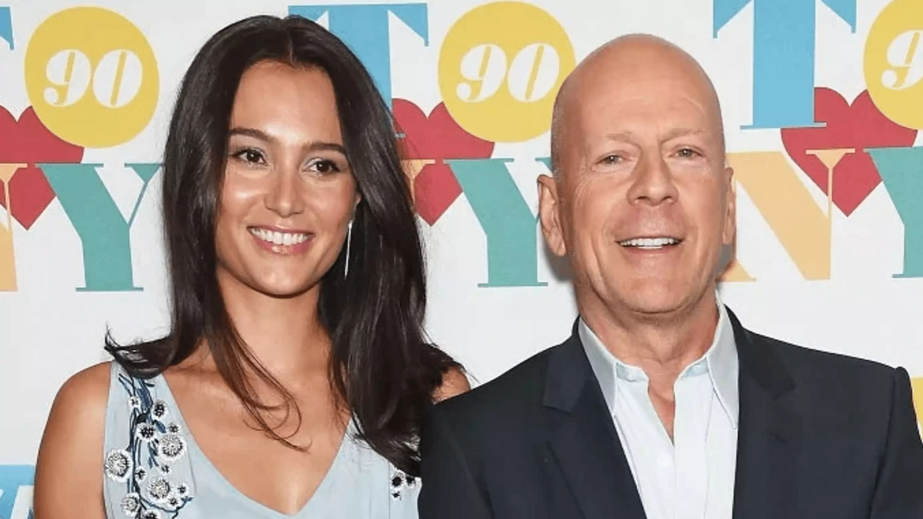 Aphasia Patient Bruce Willis מיט זיין שיין פרוי, ארויס אויף די וועב