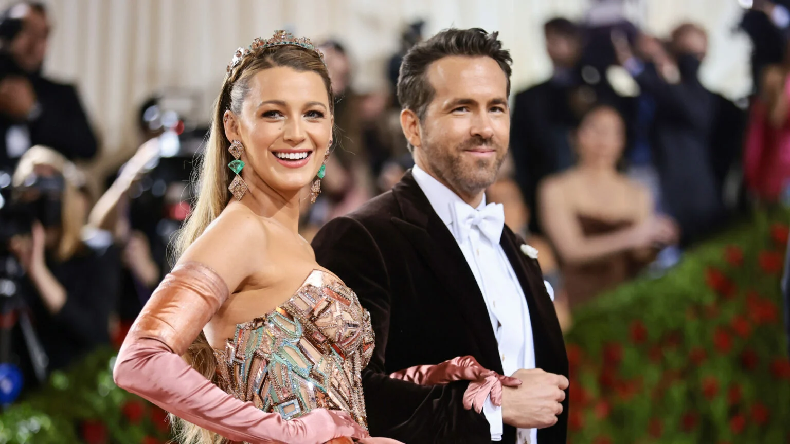 Ryan Reynolds forbløffet over kona Blake Livelys utseende på Met Gala Red Carpet (søteste par noensinne)