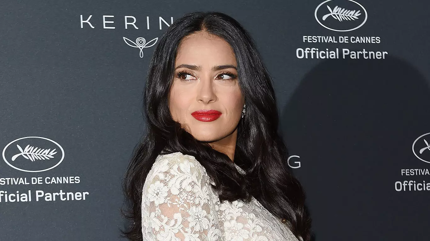 Salma Hayek wys haar grimering-vrye skoonheid en raak werklik daaroor om 'Oud en lelik te lyk!' 21696_0