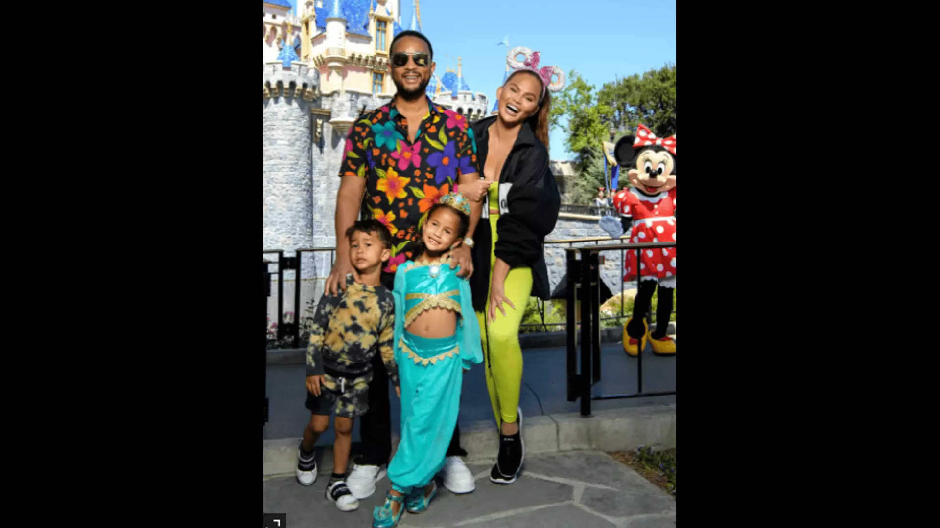 Chrissy Teigen dan John Legend meraikan hari lahir anak perempuan mereka yang ke-6 di Disneyland