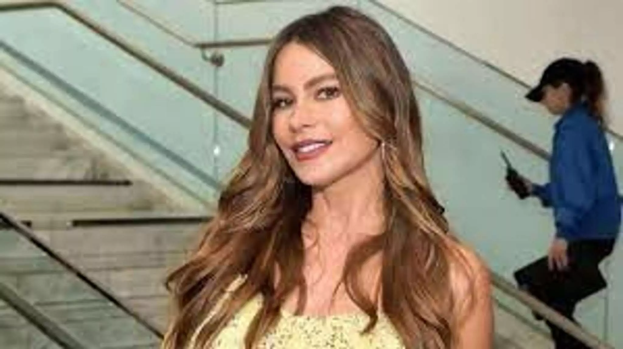 Sofia Vergara b’malja tal-għawm stampata tal-leopard turi l-figura perfetta tagħha u l-kannella