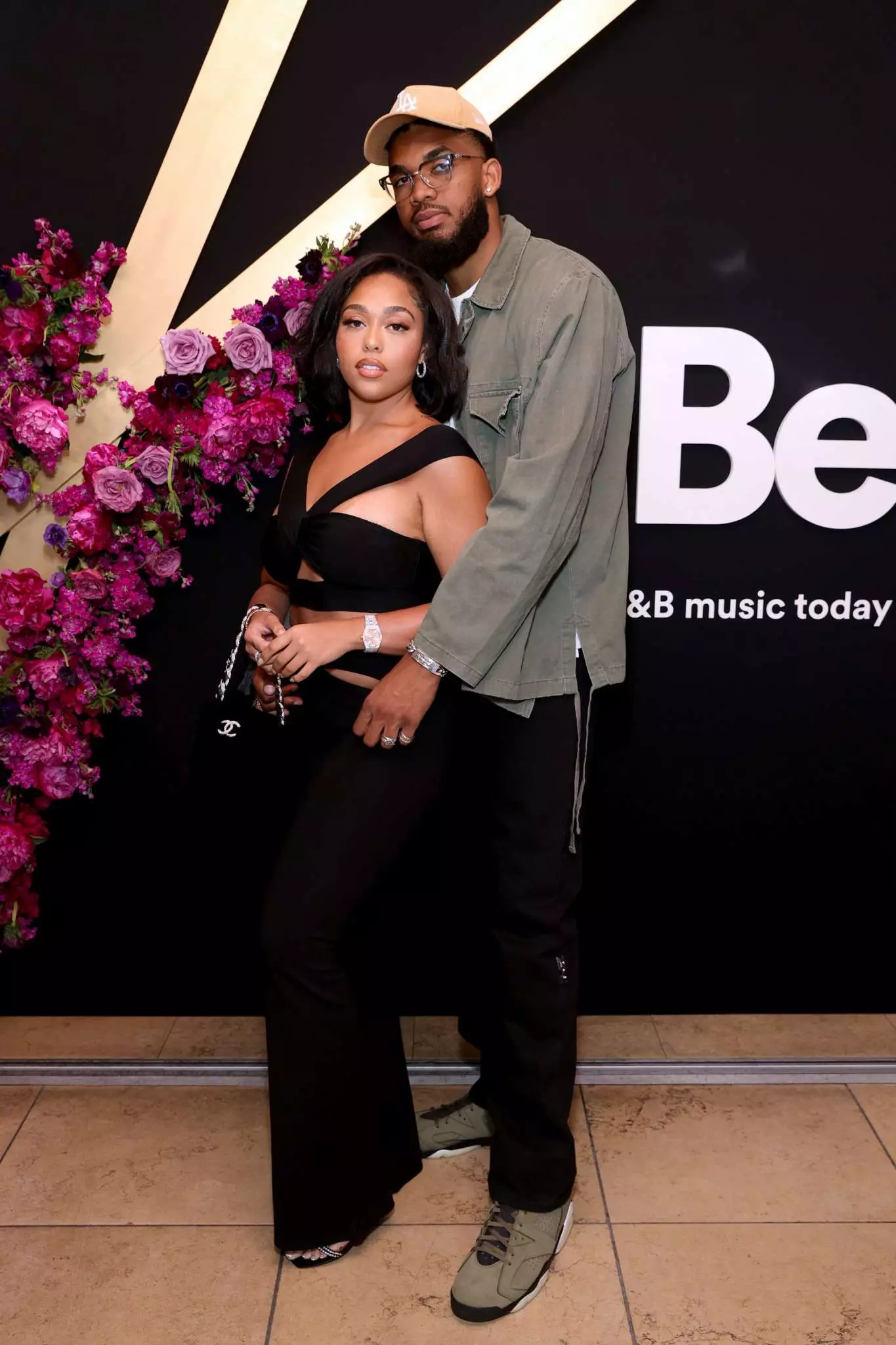 Jordyn Woods 在她的晚餐约会中看起来很漂亮，粉丝们误以为她是乔迪，她的妹妹