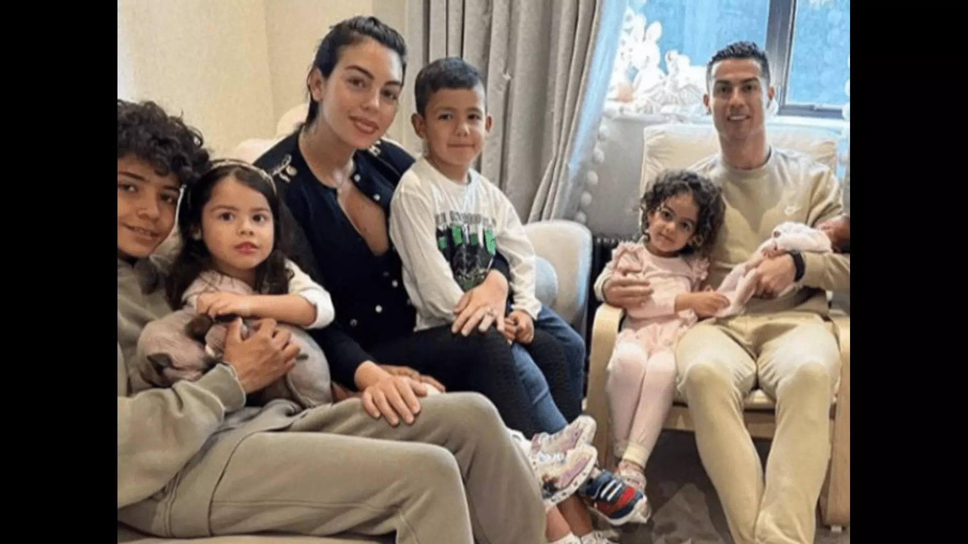 Cristiano Ronaldo zdieľa ich prvú rodinnú fotografiu s novonarodenou dcérkou