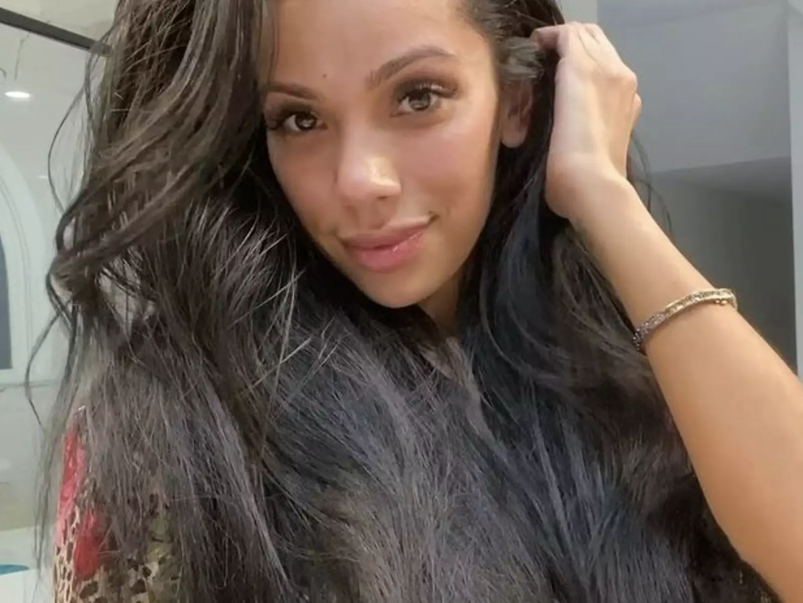 Erica Mena Nggawe Penggemar Seneng Kanthi Foto Anyar sing Nampilake Putrine