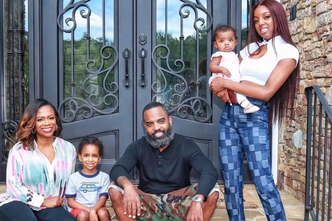 Kandi Burruss Yamaranye Igihe Cyubuzima Bwe Mugihe Cyamavuko Yicyumweru Cyumuhungu we, Ace Wells Tucker