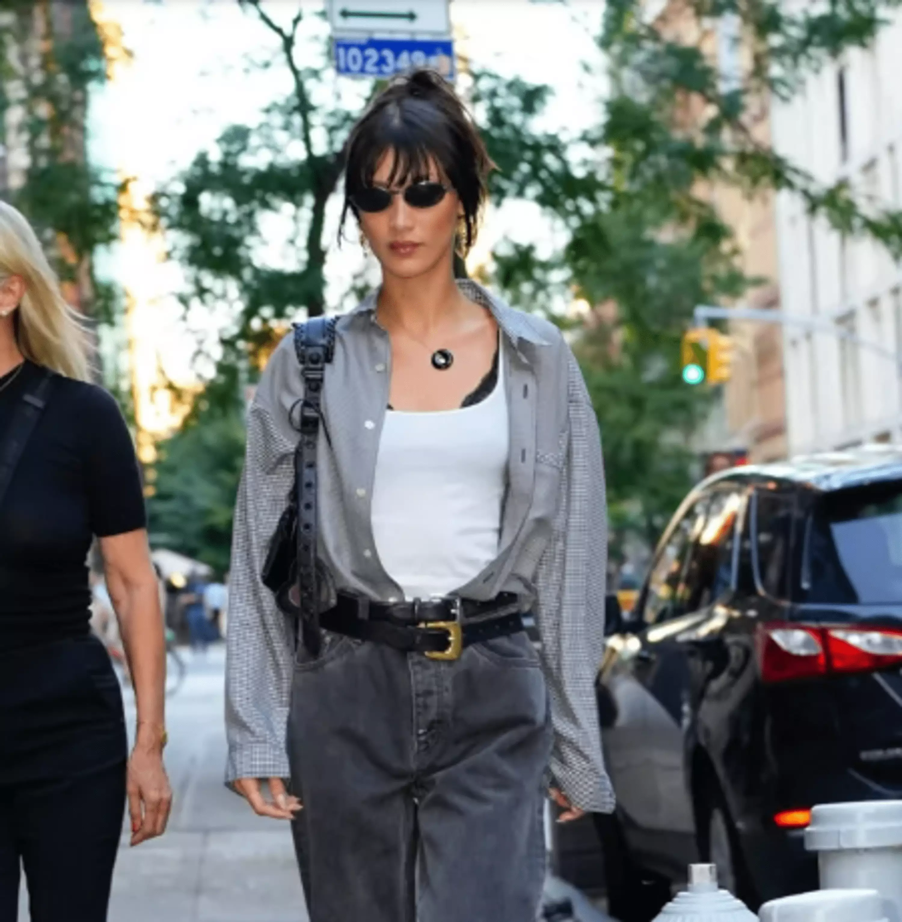 Tá an oiread sin meáchain caillte ag Bella Hadid nach bhfuil ach dhá chrios ag a jeans anois