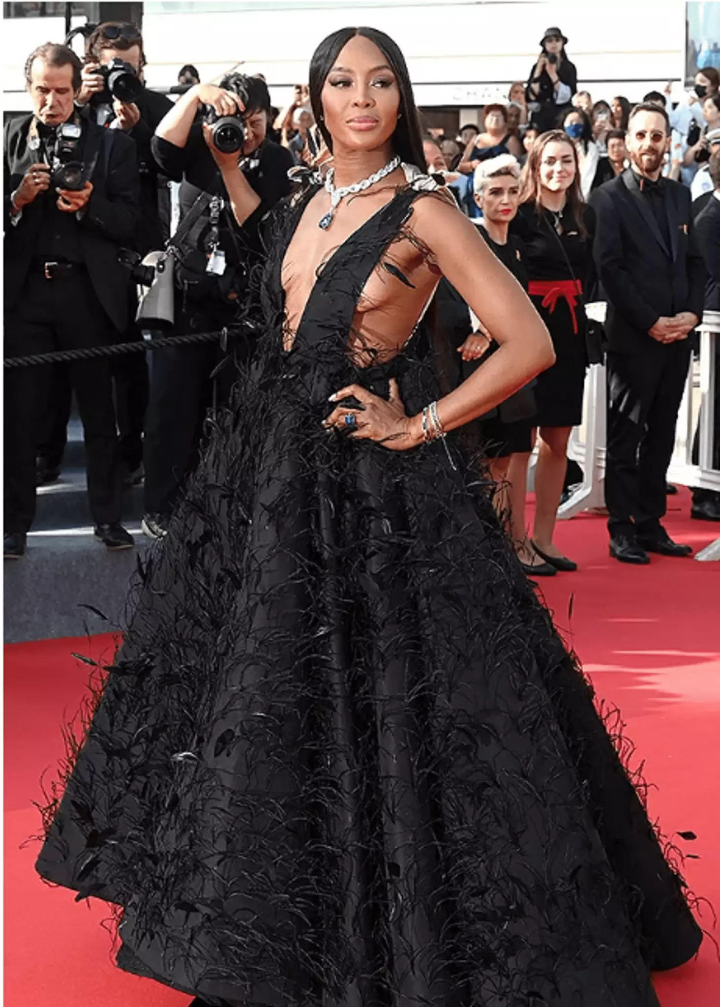 Naomi Campbell ma le faʻaalia o le gaogao ma isi malo o le amataga o le ata 'O le filifiliga e alu' i Cannes