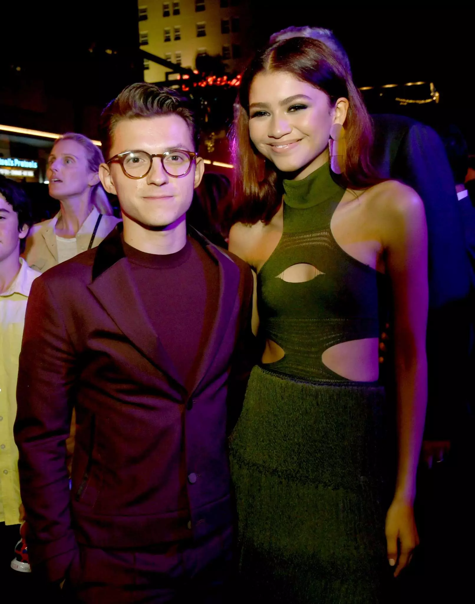 Zendaya ຕອບສະຫນອງຫຼັງຈາກທີ່ດິນໃນເລື່ອງກະທູ້ທີ່ກ່າວຫານາງຂອງການສົ່ງເສີມການນໍາໃຊ້ຢາເສບຕິດແລະການຕິດຢາເສບຕິດ